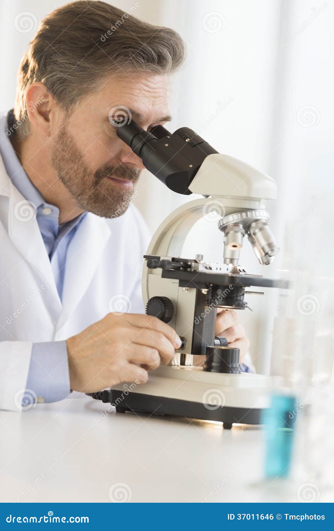 Wetenschapper Looking through Microscope Stock Foto - Image of binnen ...