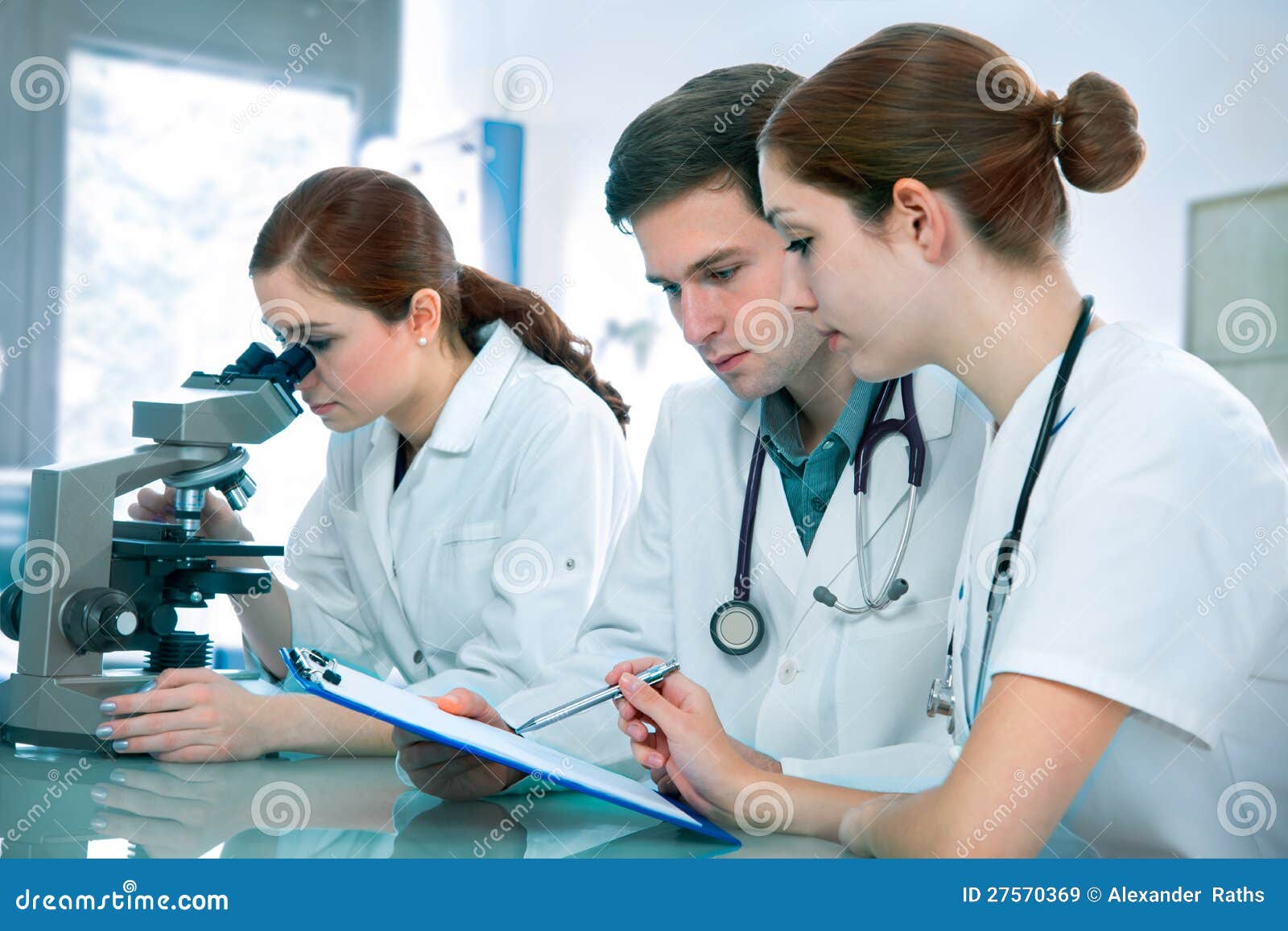 Wetenschappers Die Bij Het Laboratorium Werken Stock Afbeelding - Image ...