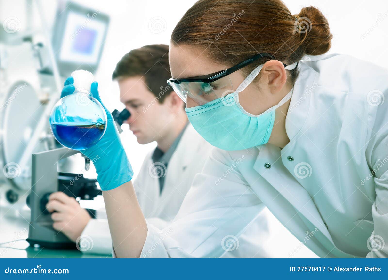 Wetenschappers Die Bij Het Laboratorium Werken Stock Afbeelding - Image ...