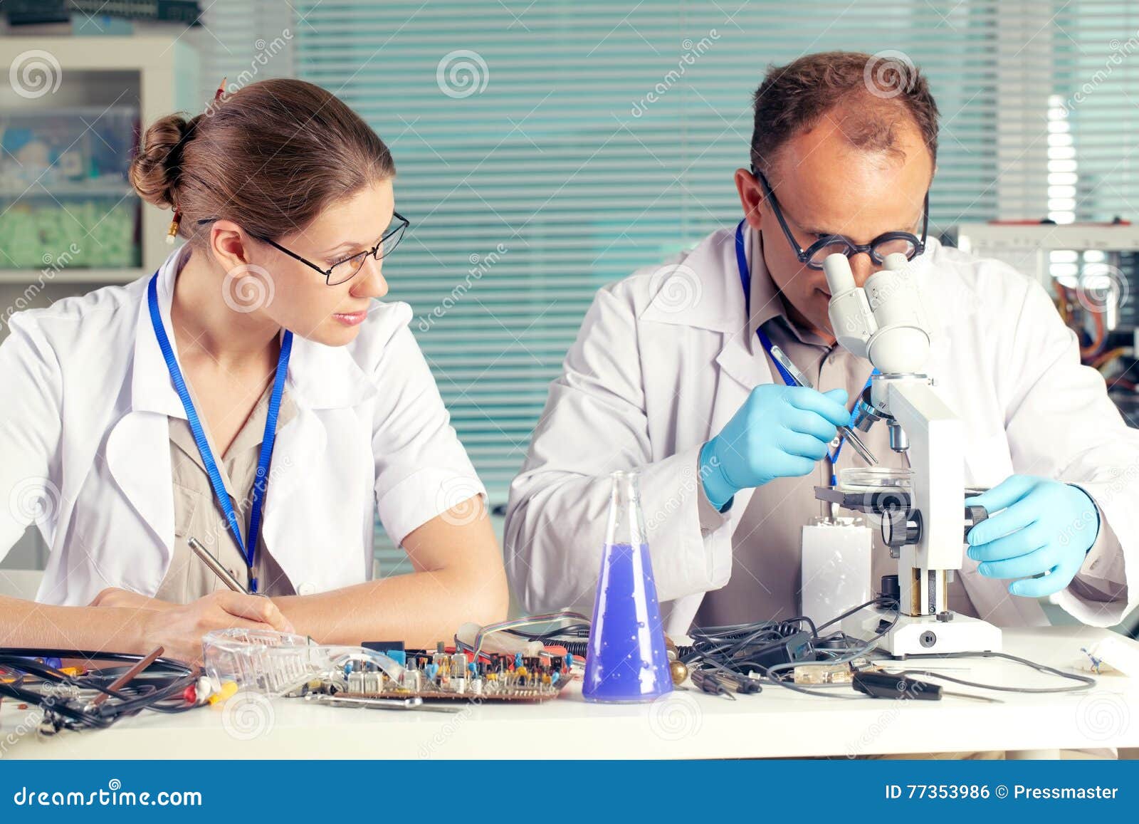 Wetenschappers Die in Een Chemisch Laboratorium Werken Stock Foto ...