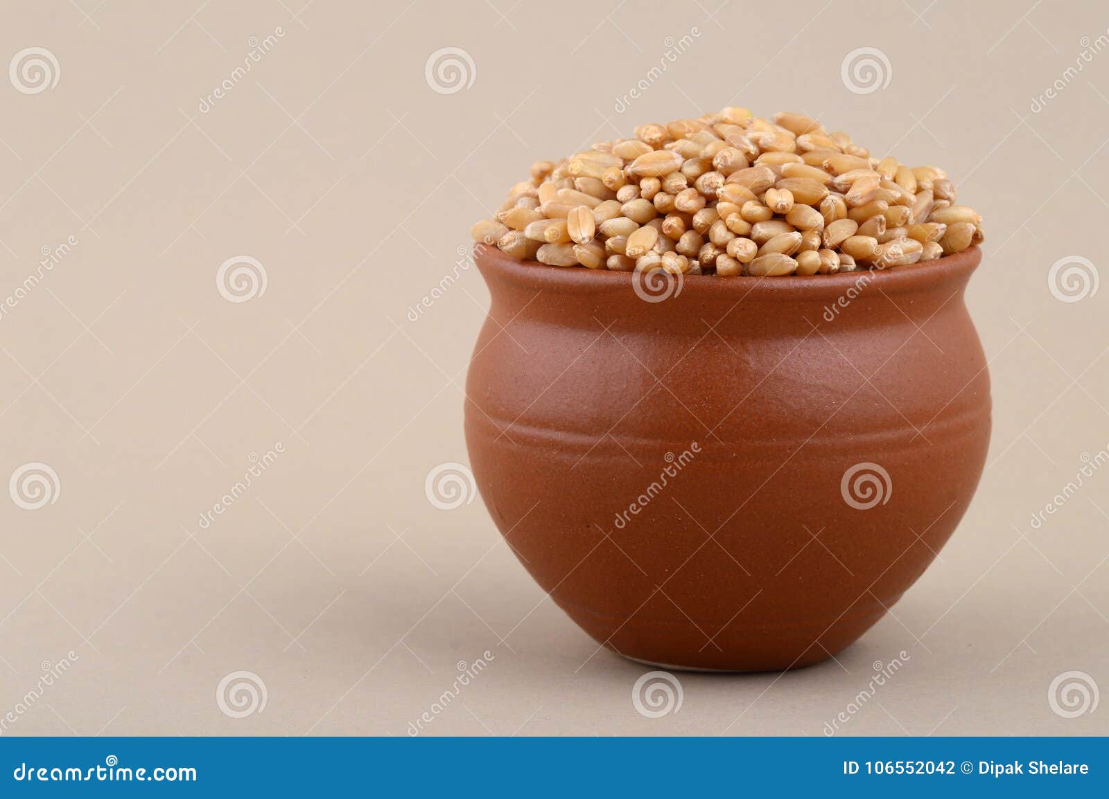 Wheat grains in clay pot stock photo. Image of diet - 106552042