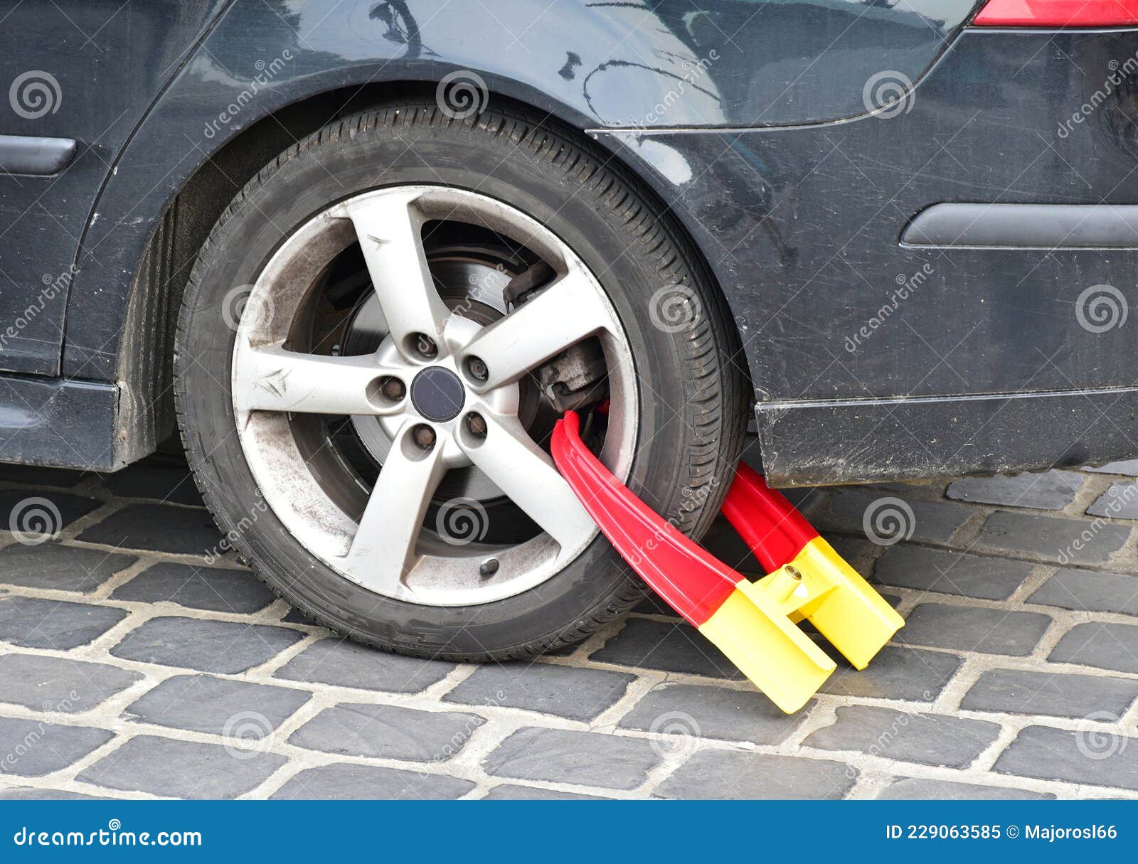 Wheel Clamp on the Tire of a Car Stock Image - Image of side, clamp ...