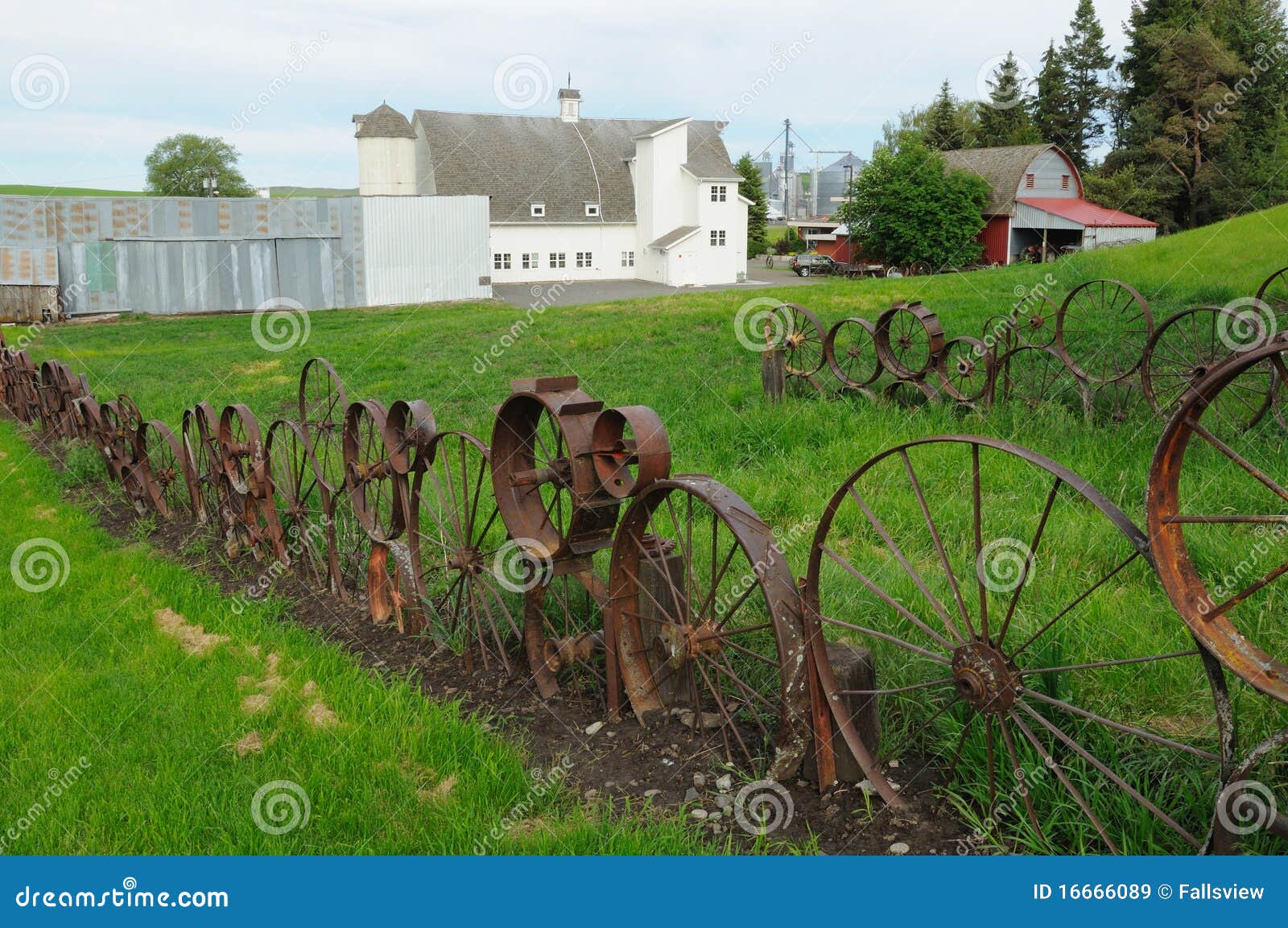 Wheel fence in dahmen barn stock image. Image of rusty - 16666089