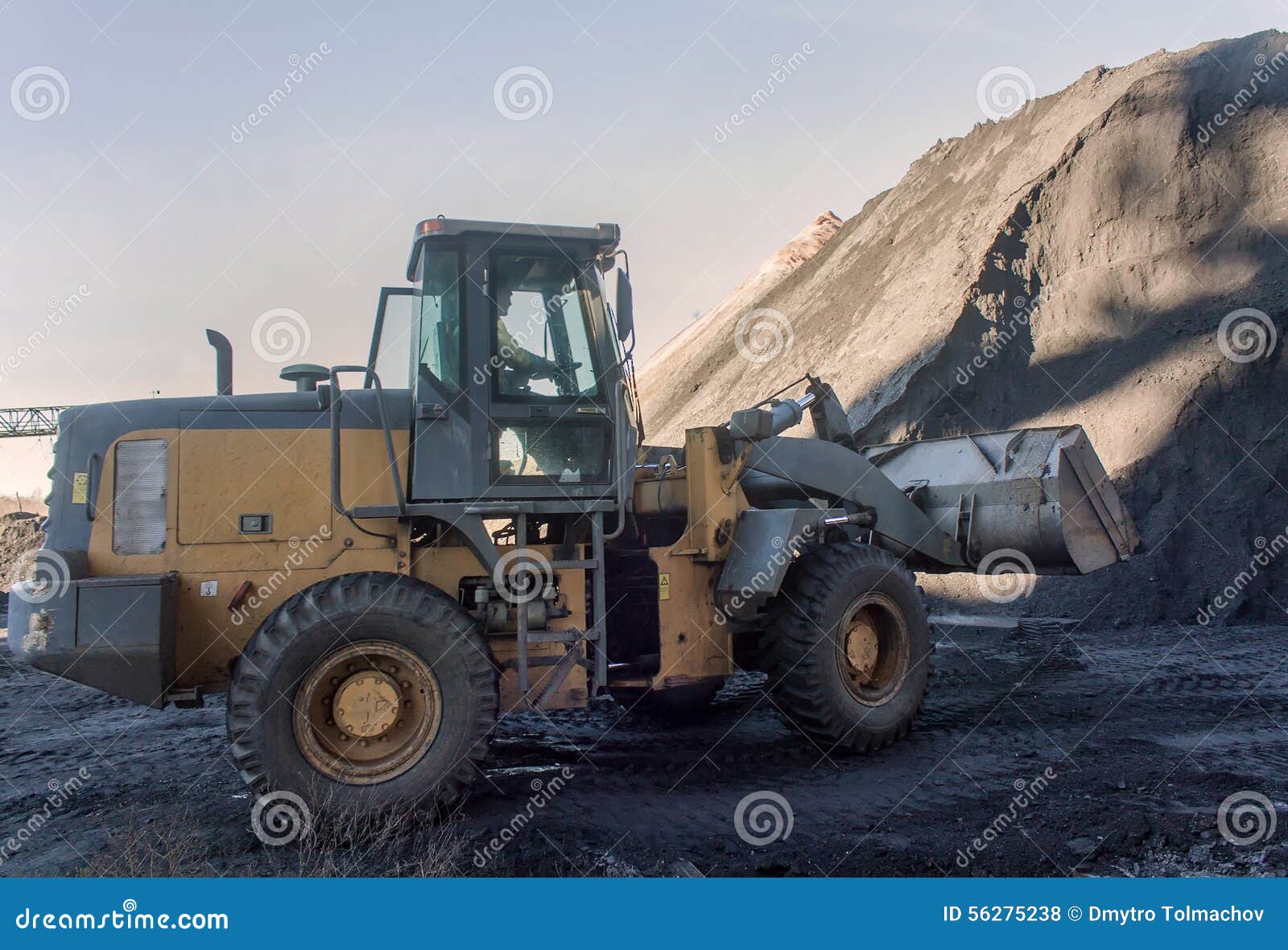 Wheel Loader Machine Loading Coal Stock Photo - Image of dust, donbass ...
