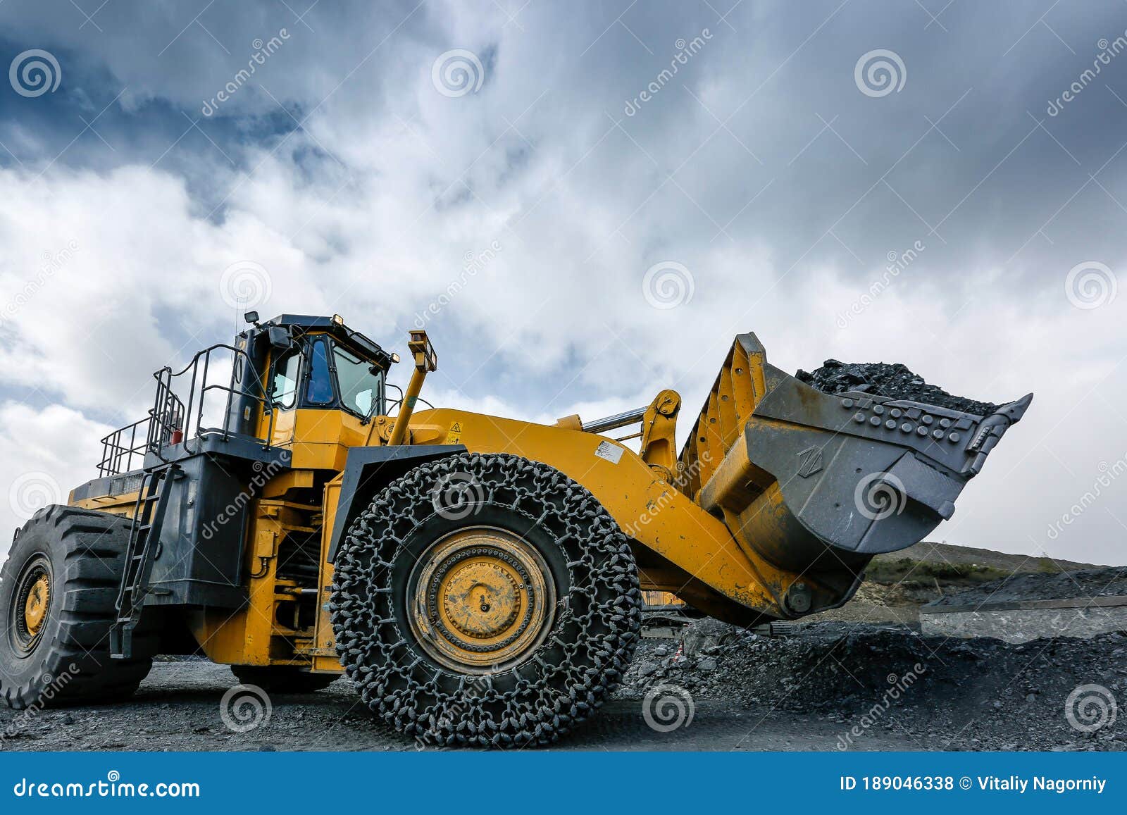 Wheel Loader with Ore in the Bucket Stock Photo - Image of bucket, dirt ...