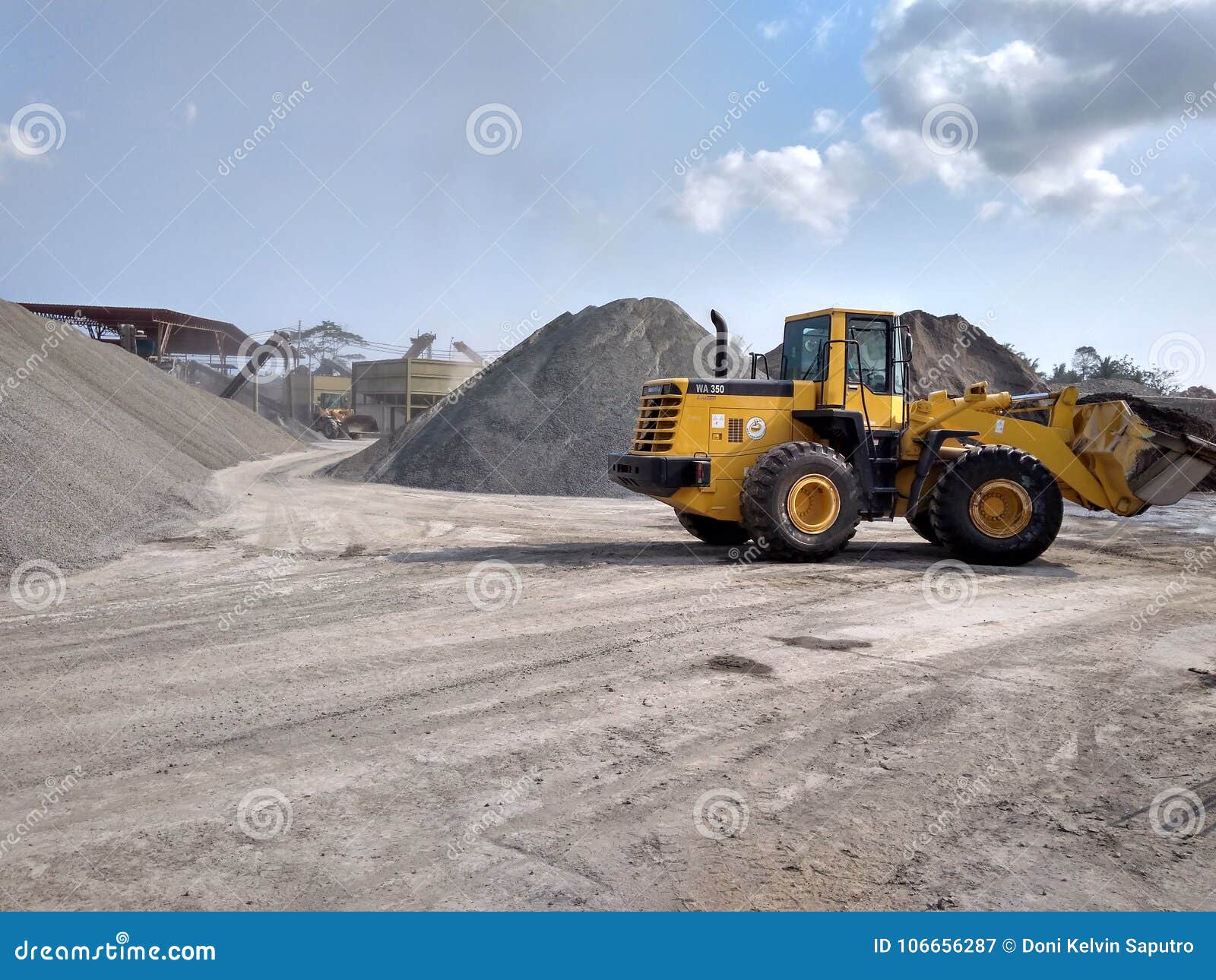 Wheel Loader editorial photography. Image of heavy, wheel - 106656287