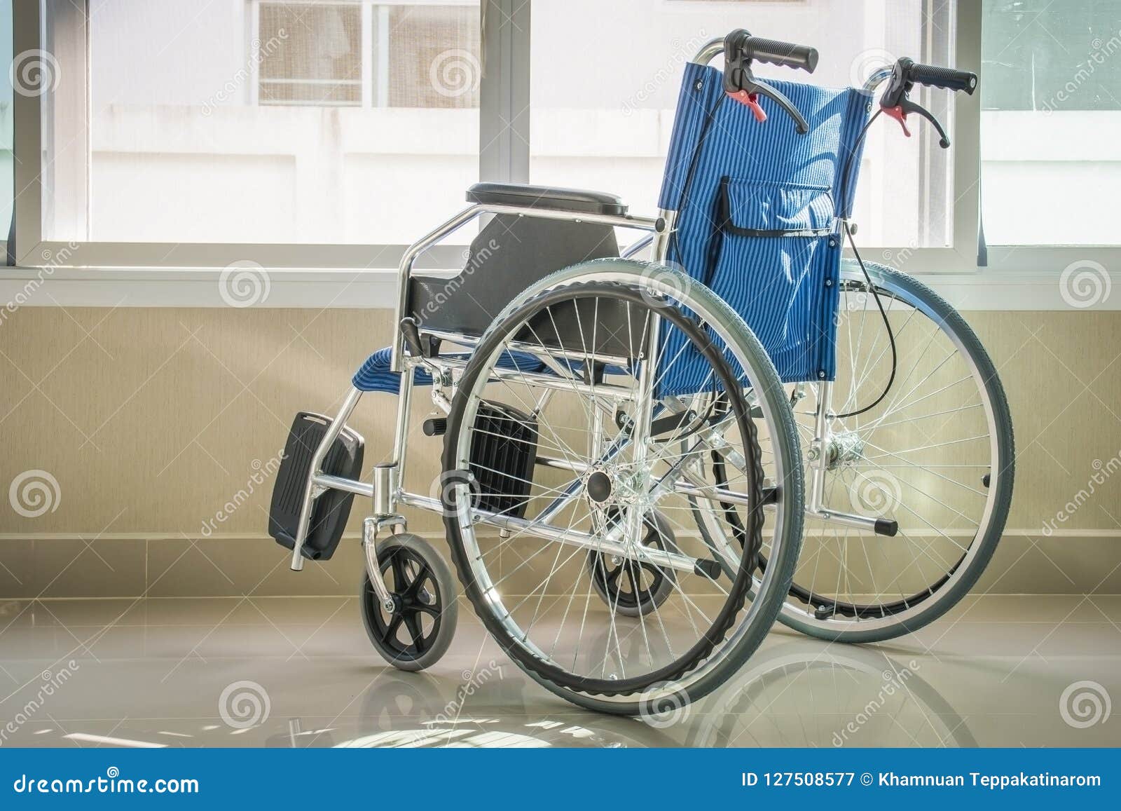 A Wheelchair, Side View Photo Stock Image - Image of doctor, indoors ...
