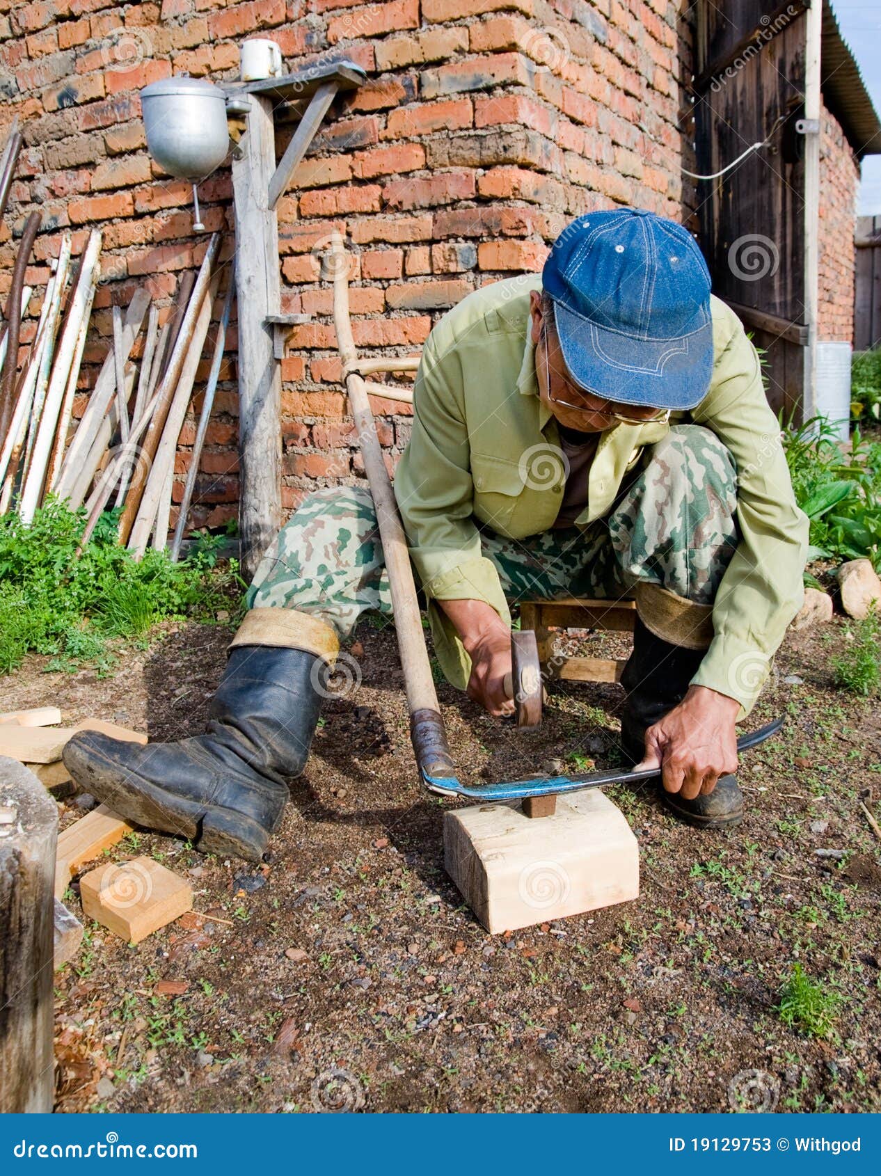 Whetting de faux image stock. Image du complètement, cloche - 19129753