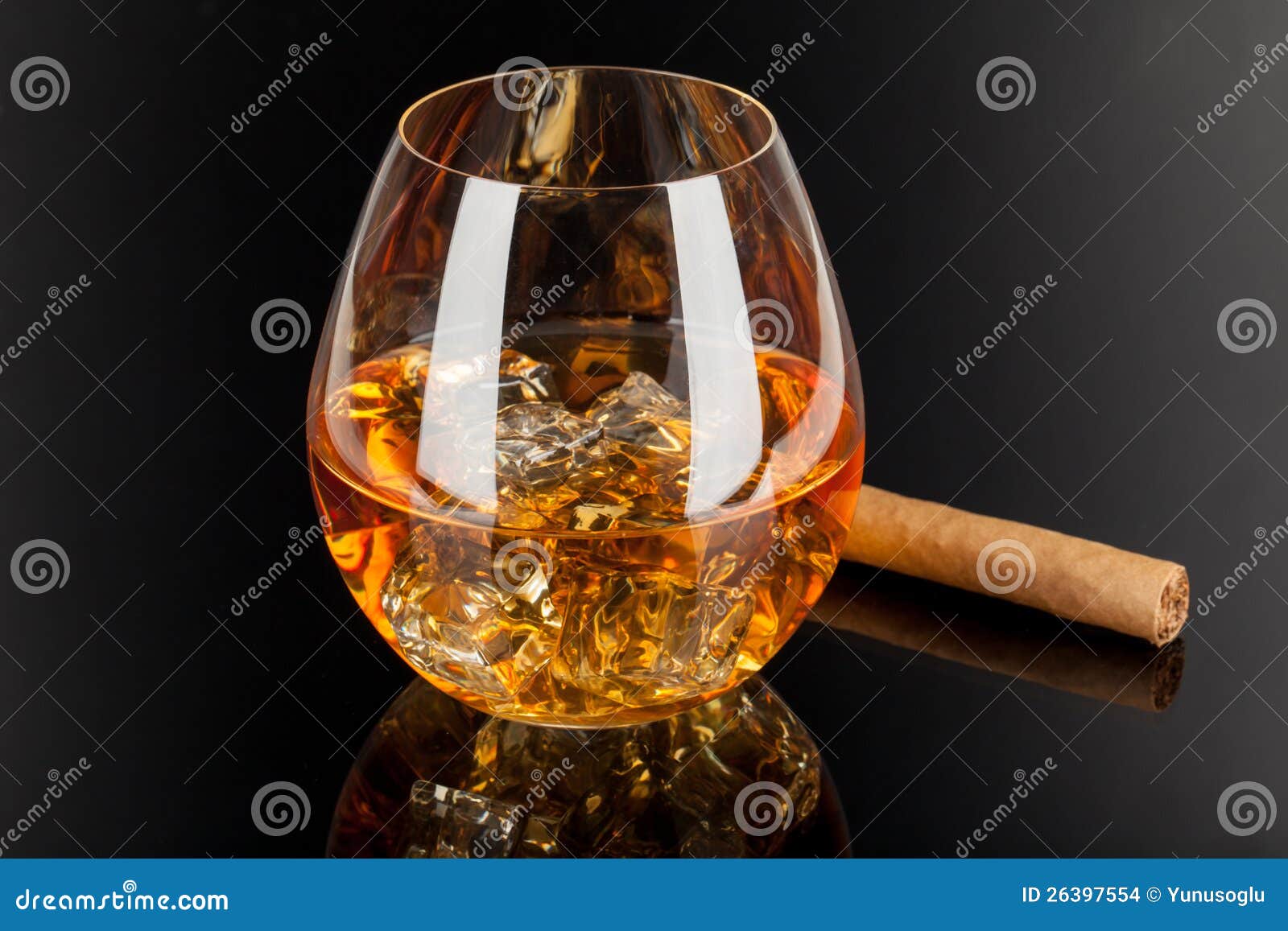 Whiskey & cigarr arkivfoto. Bild av cigarr, kallt, kontrast - 26397554