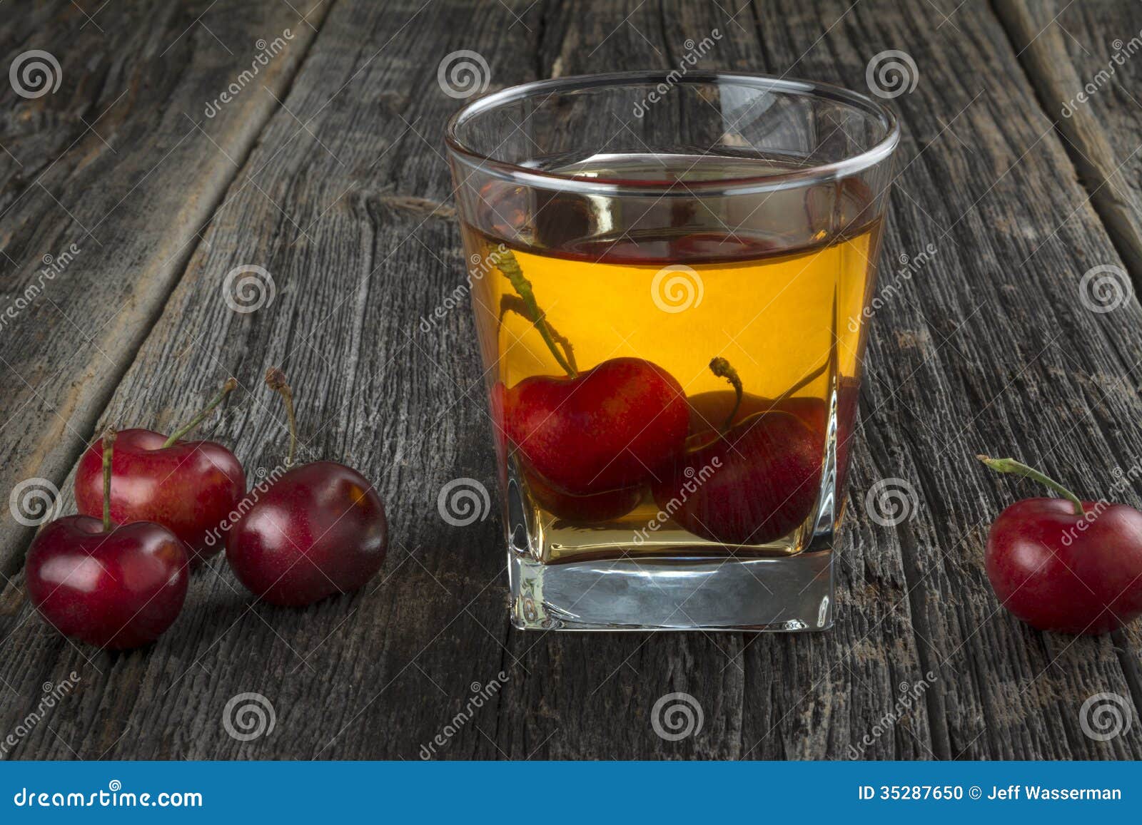 Whisky-Cocktail Mit Kirschen Stockfoto - Bild von bourbon, alkohol ...
