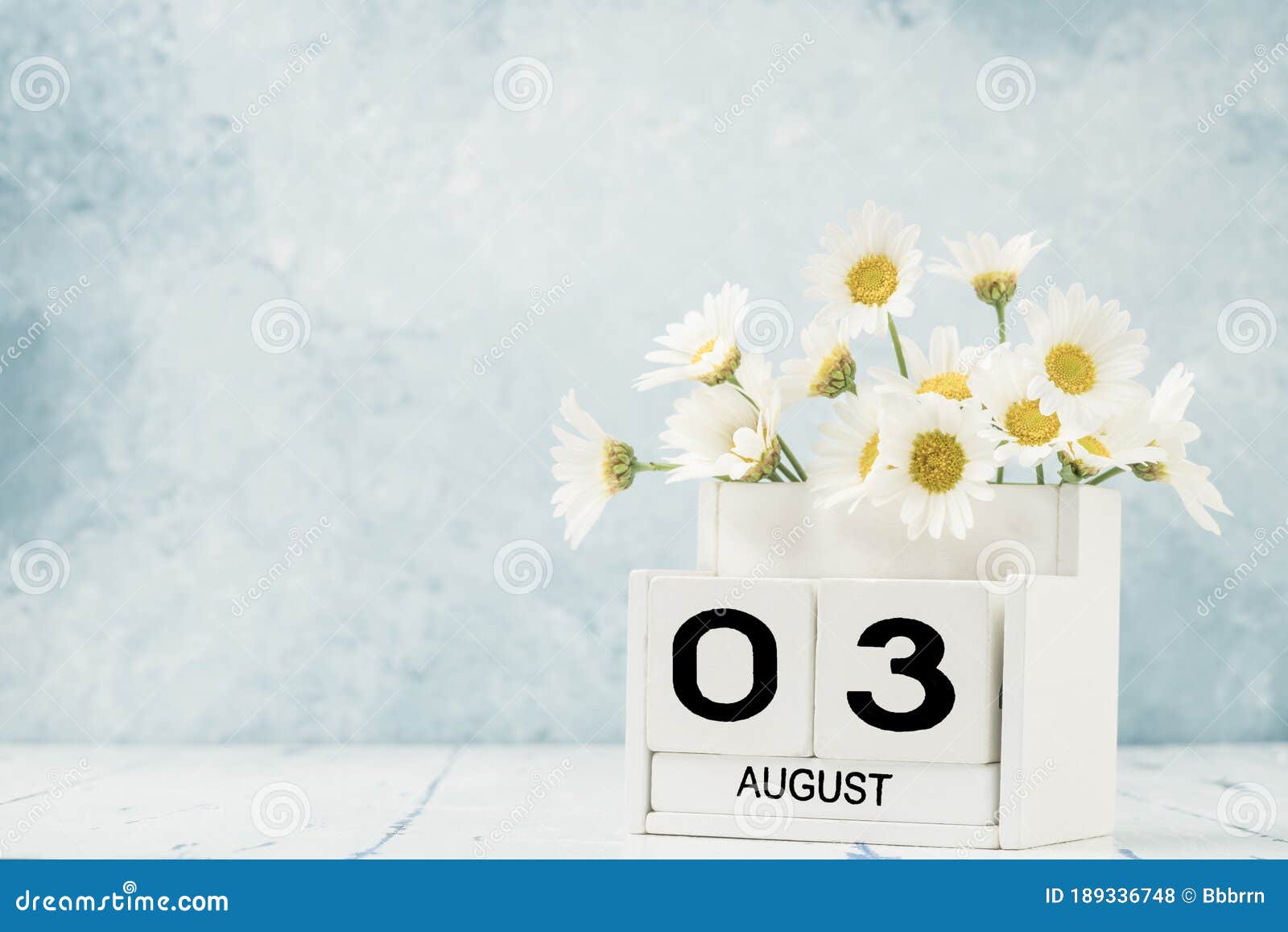 White Cube Calendar for August Decorated with Daisy Flowers Stock Photo ...