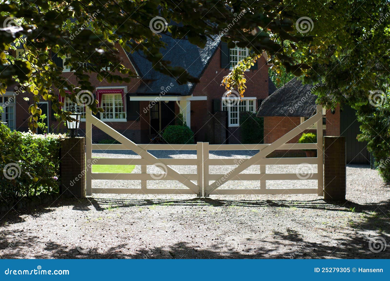 White gate stock image. Image of house, garden, countryside - 25279305