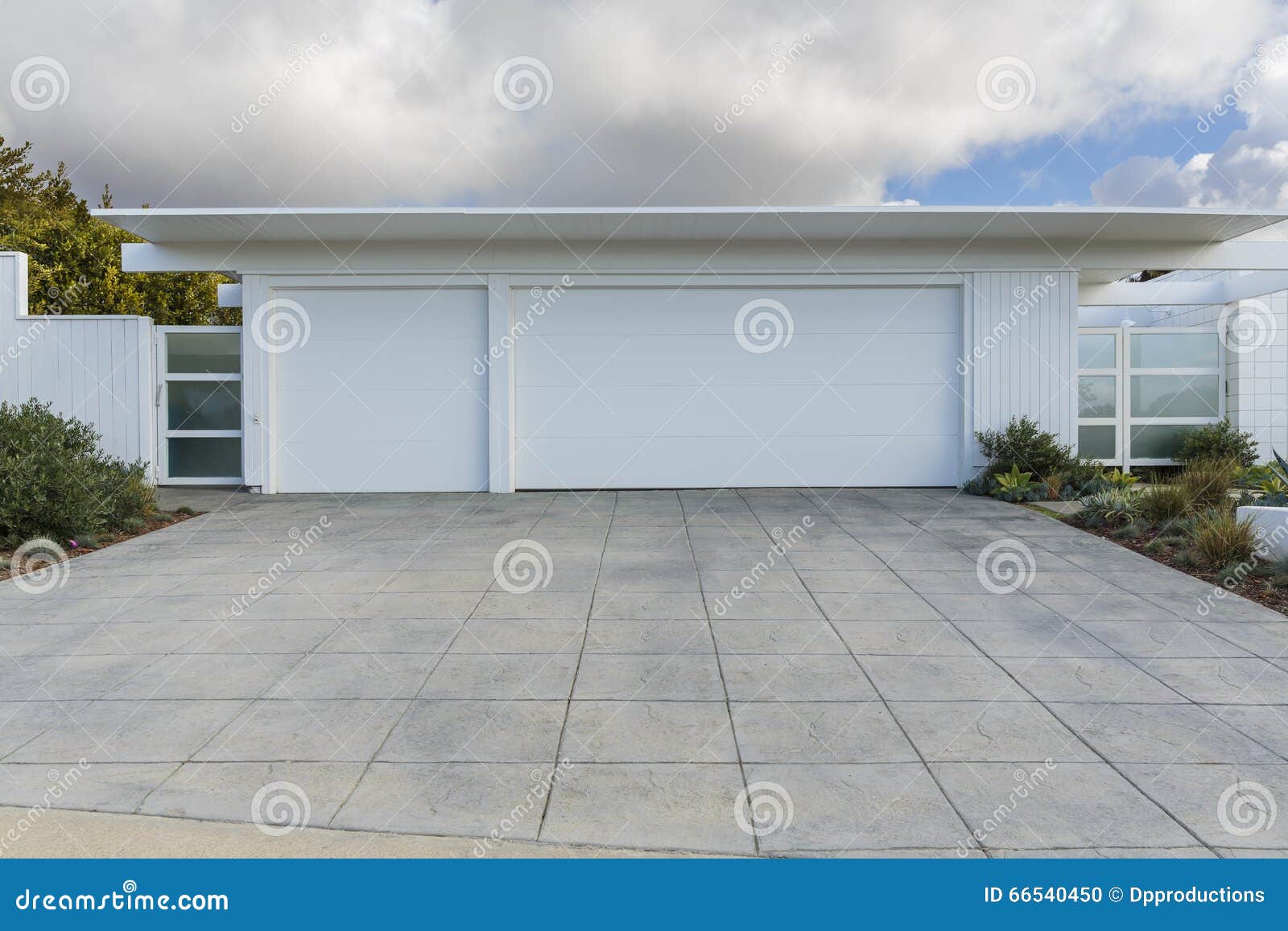White House with 3 Car Garage Stock Photo - Image of detail, concrete ...
