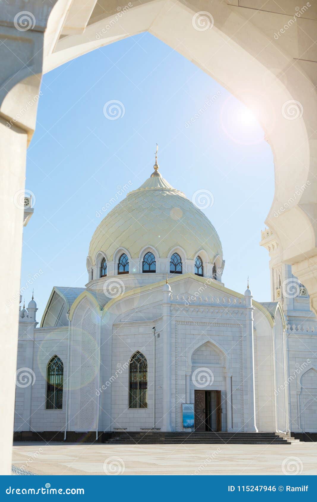 White Mosque. View through the Arch, Sunlight Editorial Photo - Image ...