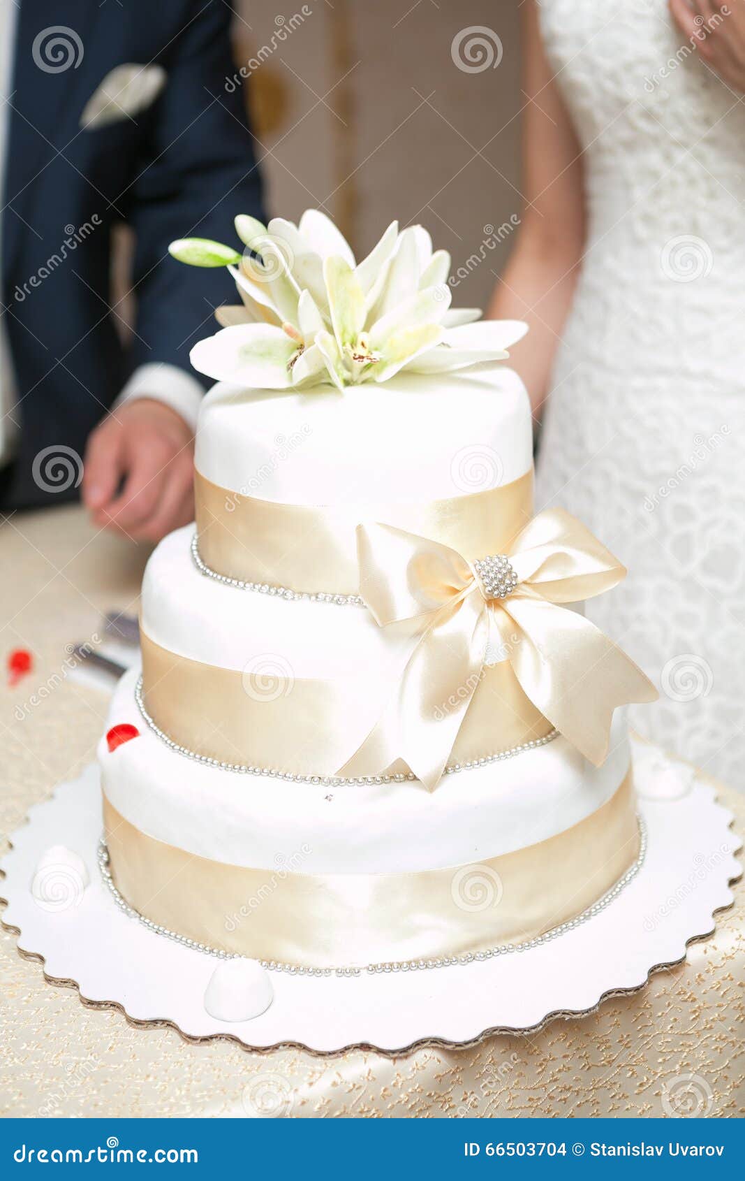 White Multi Level Wedding Cake Stock Photo - Image of function, knife ...