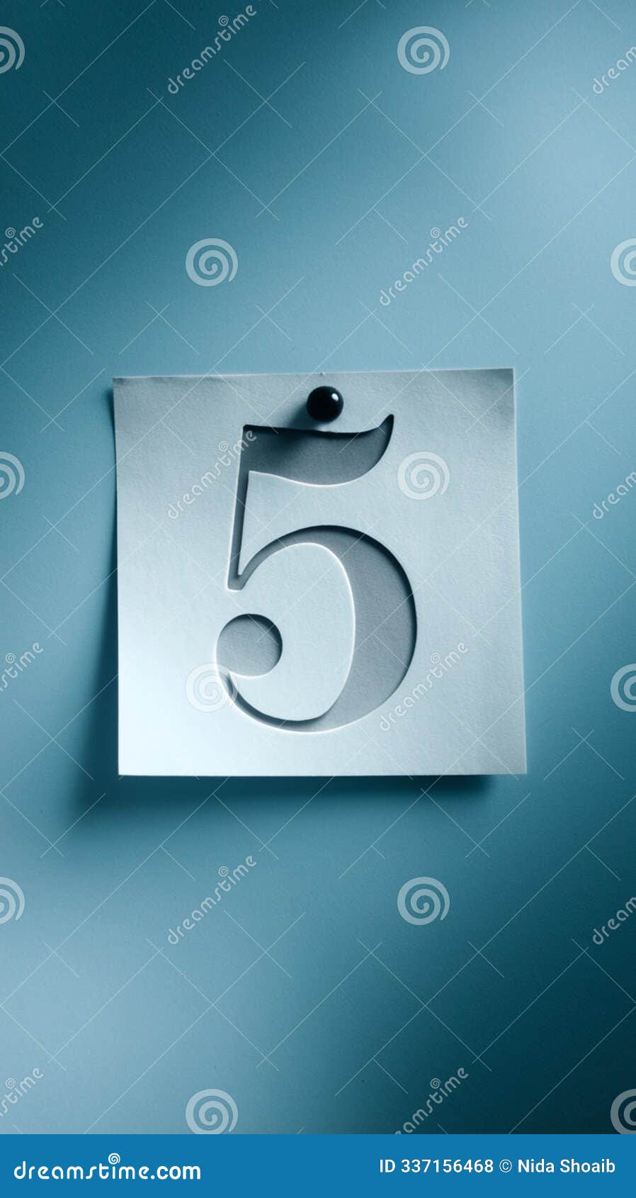 White Note with Stylized 5 Pinned on Light Blue Gradient Background ...