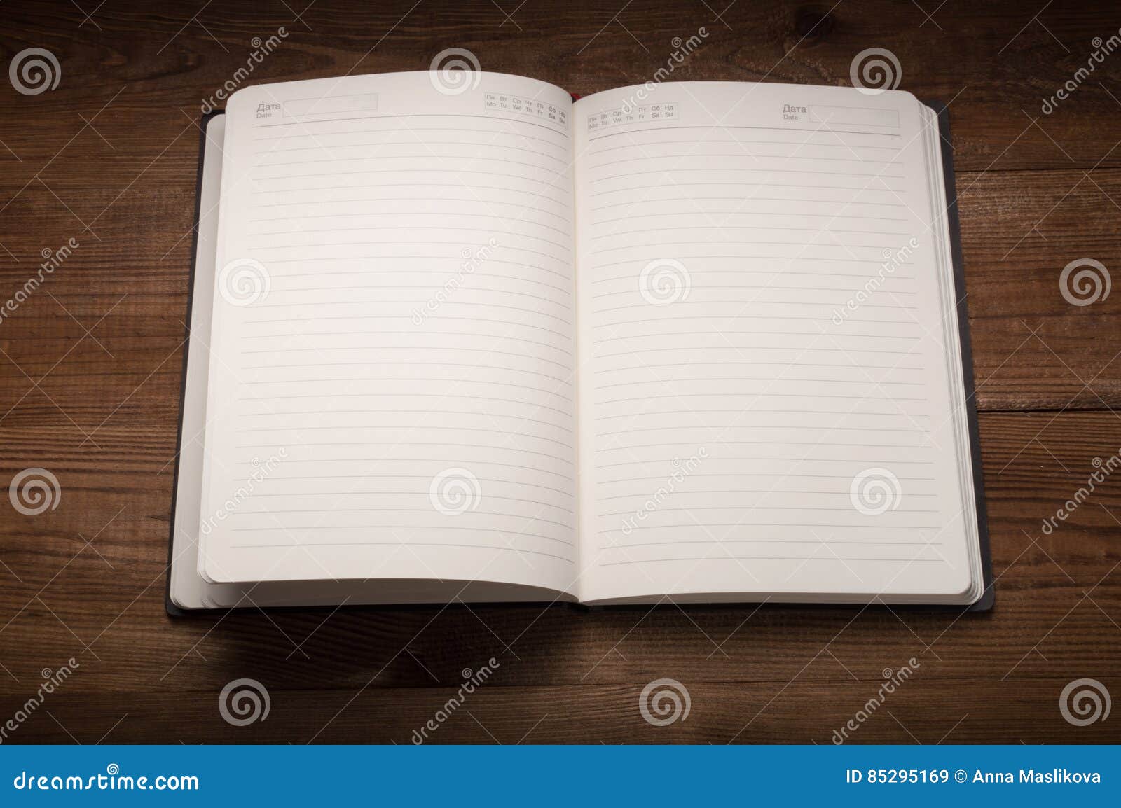 White Pages Del Blocco Note Sulla Tavola Di Legno Immagine Stock ...