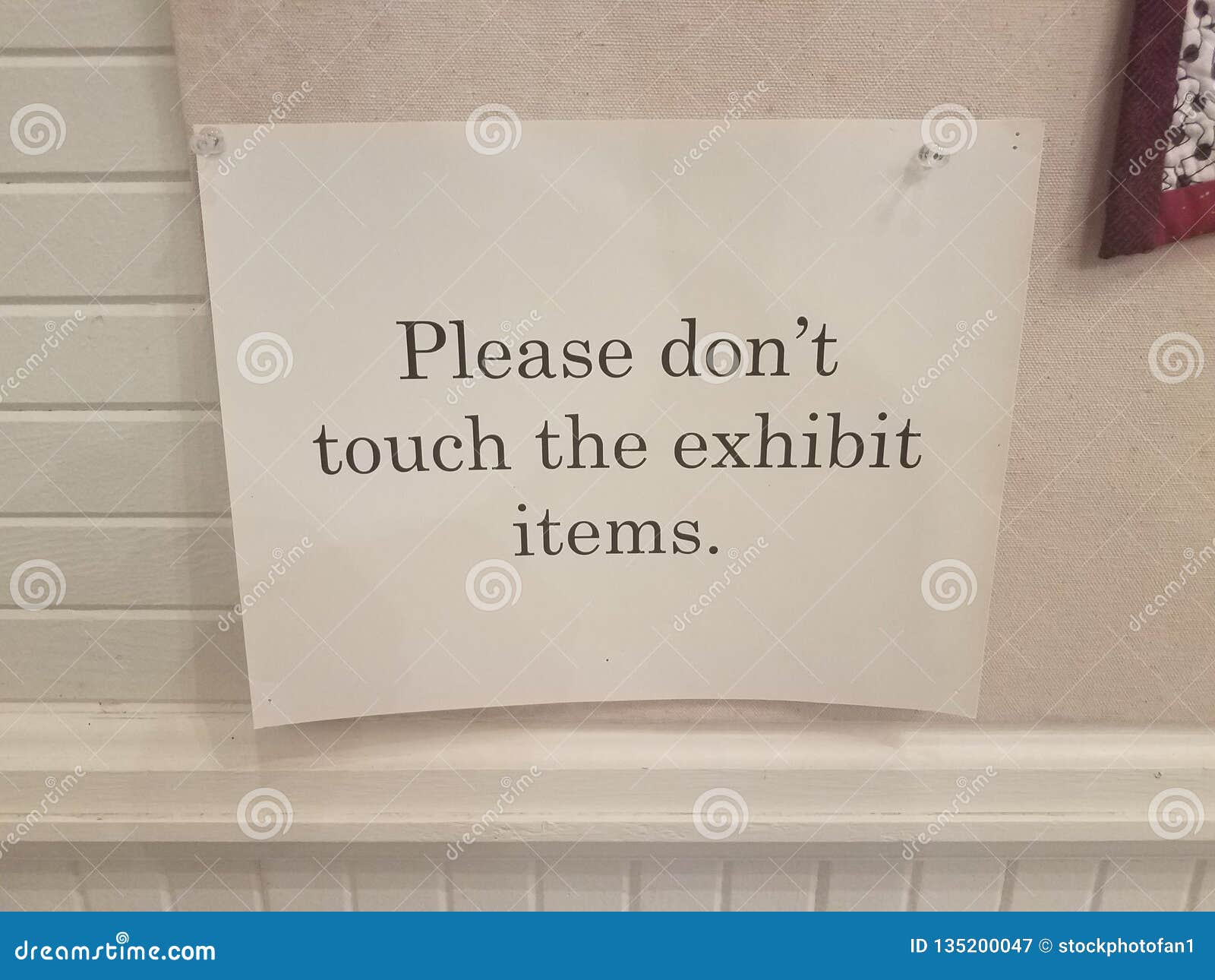 White Paper Please Don `t Touch the Exhibit Items Sign Stock Image ...