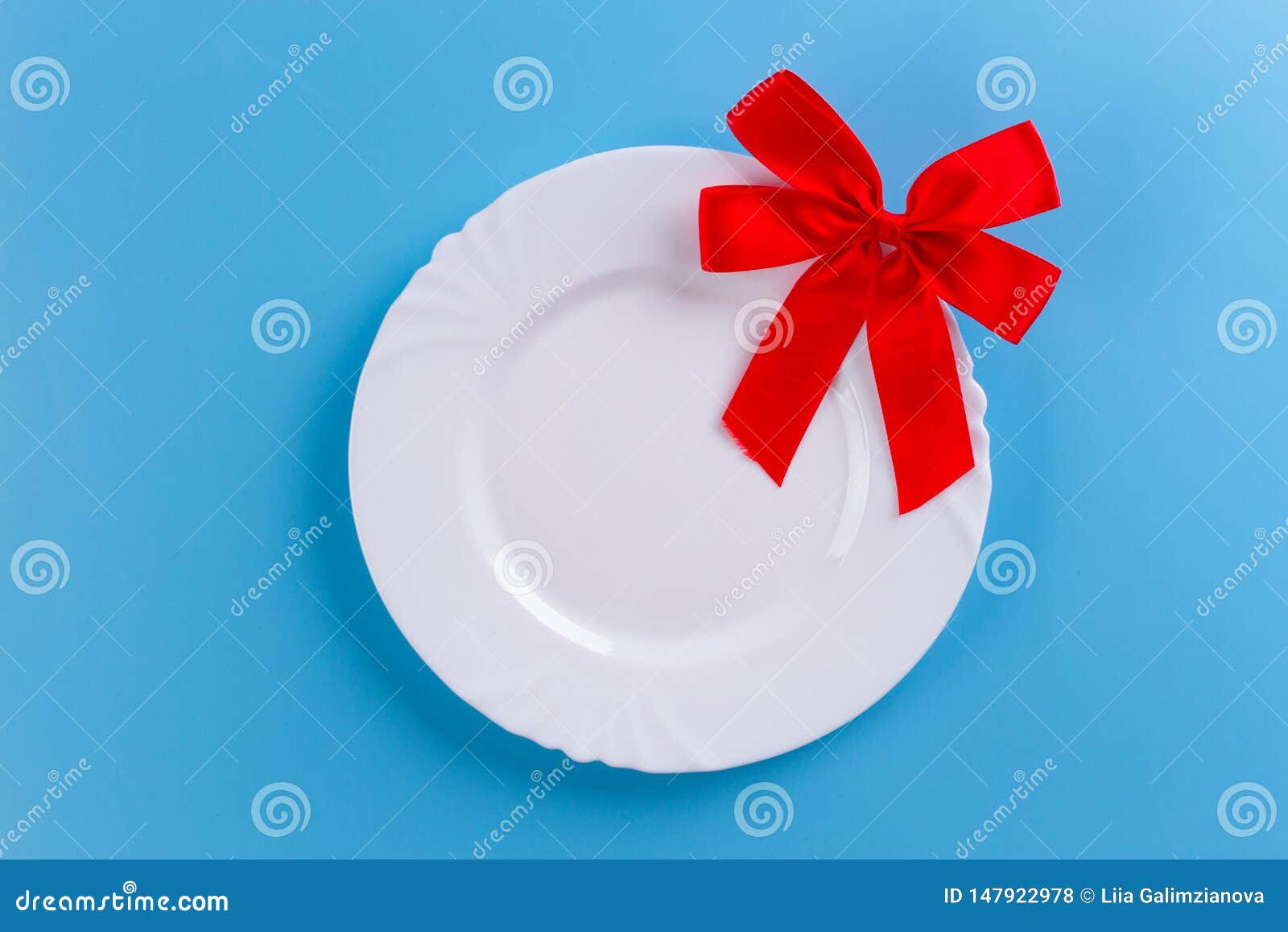 White plate with red bow stock photo. Image of knife - 147922978