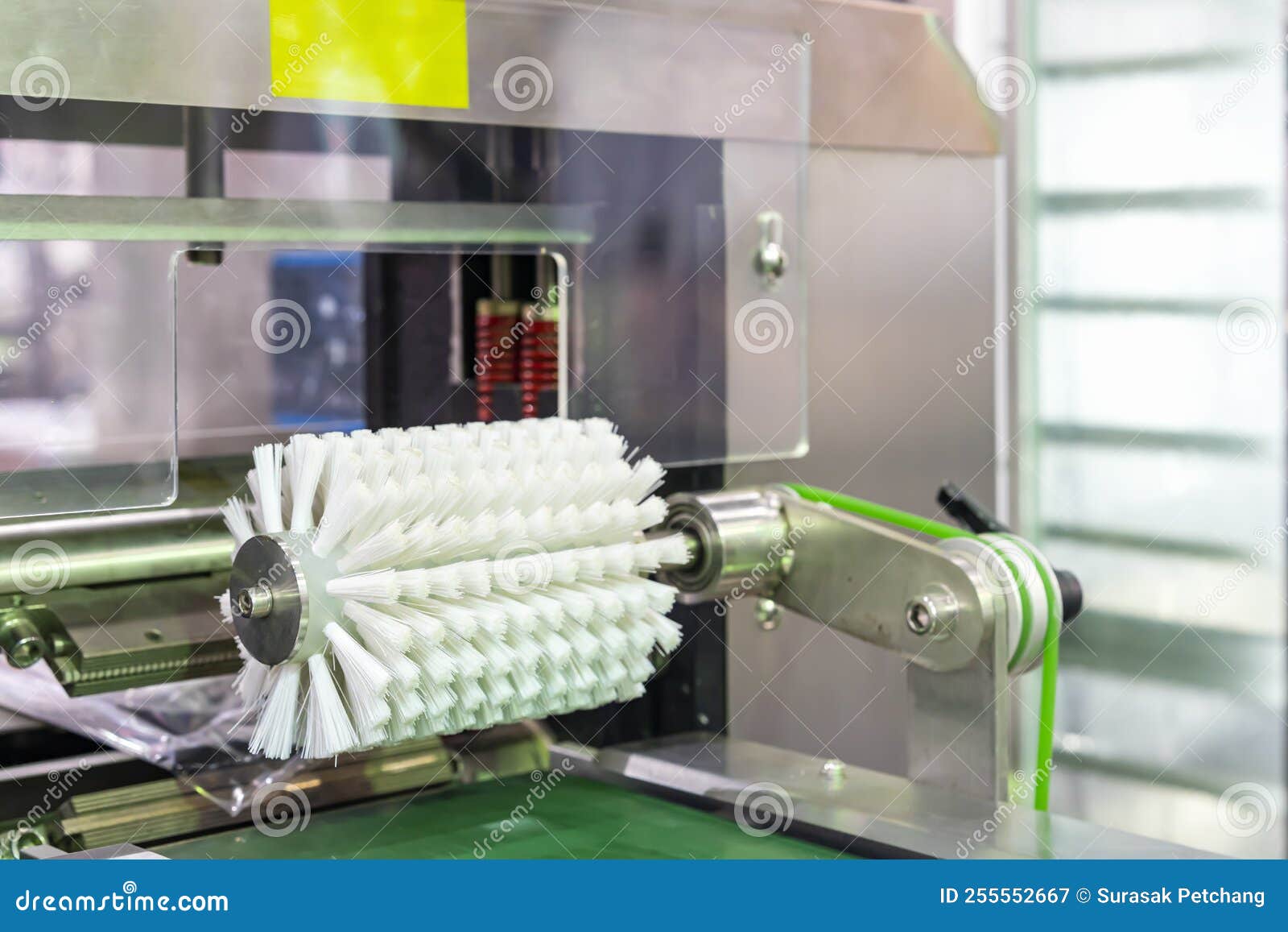 White Pp Roller Brush on Machine Over Bent Conveyor Component for ...
