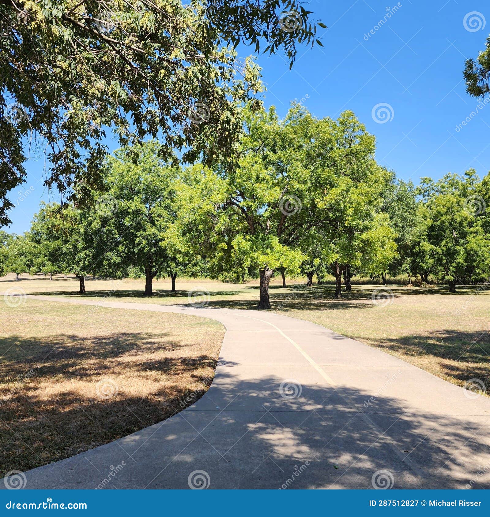 White Rock Trail at Harry S Moss Park in Dallas, Texas Editorial ...