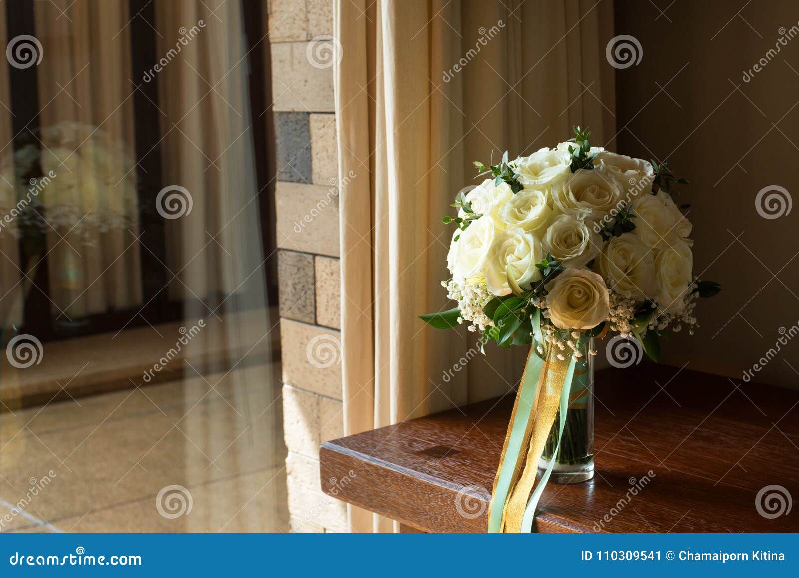 White Rose Flower Bouquet in Bundle Shape for Bridal in Wedding Stock ...