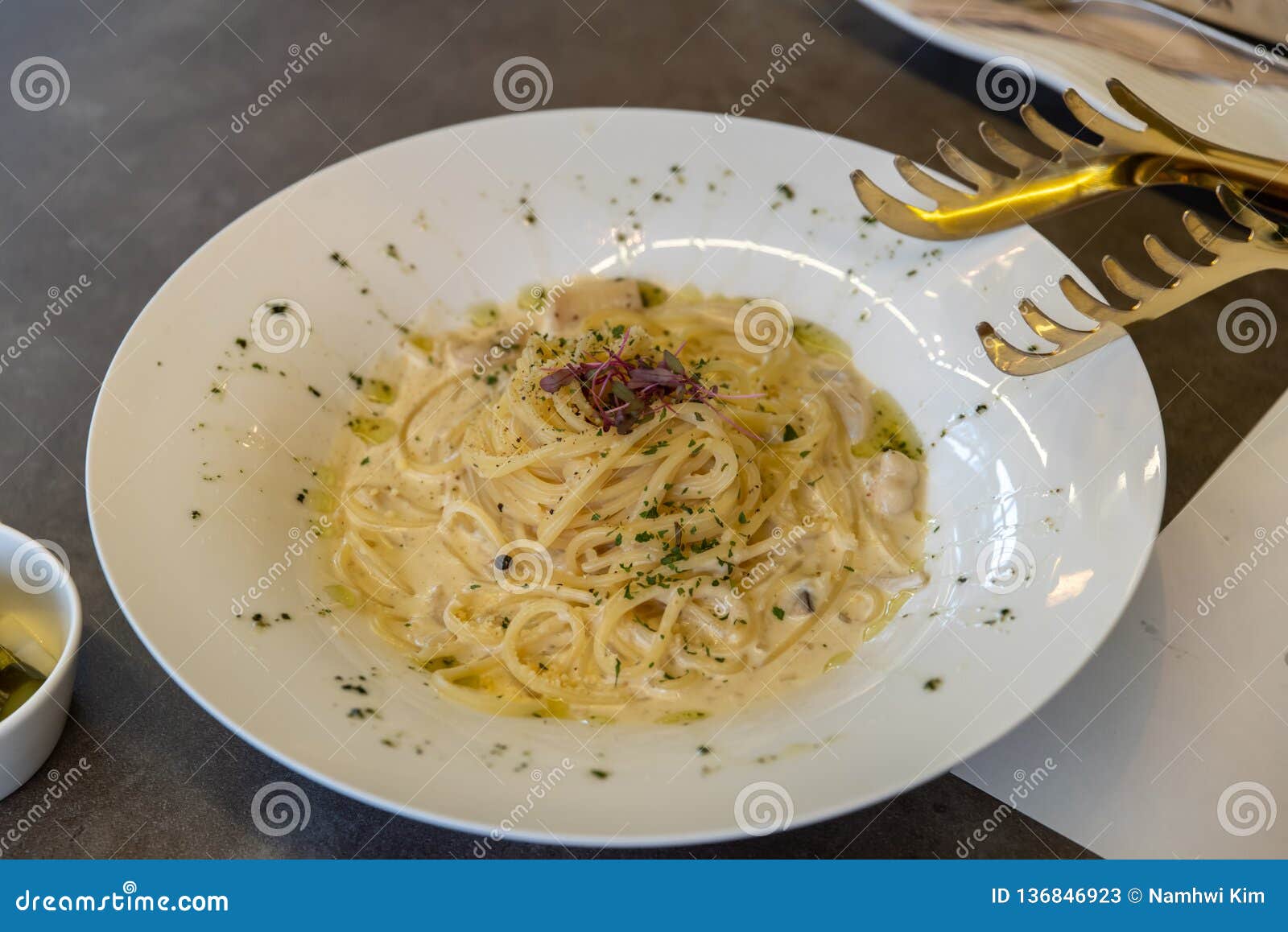 White Source Spaghetti Carbonara Stock Image - Image of taste, pasta ...