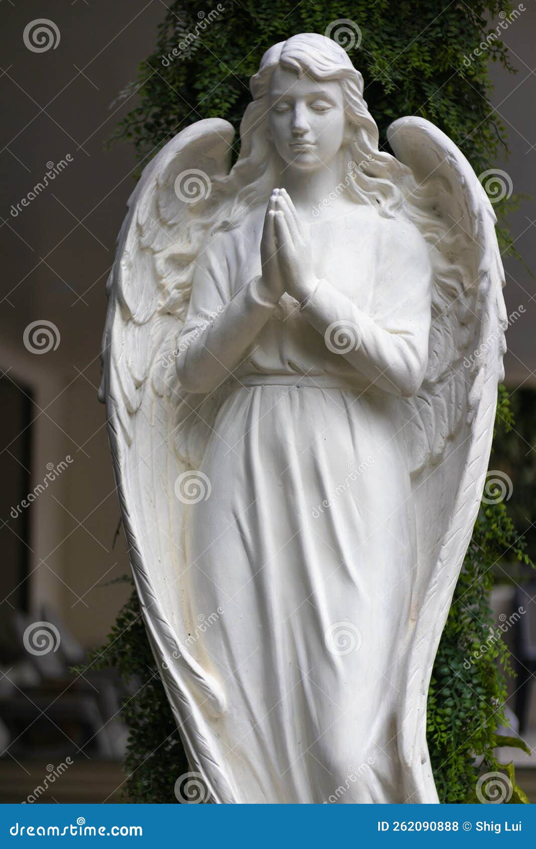 White Statue of an Angel Praying Stock Photo - Image of peace, grave ...