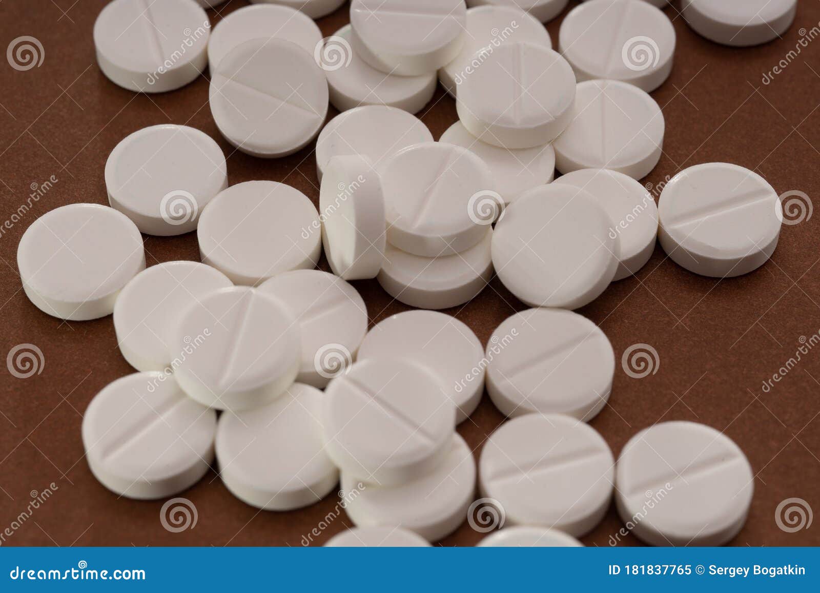 White Tablets are Scattered from a Bottle on a Brown Background Stock ...