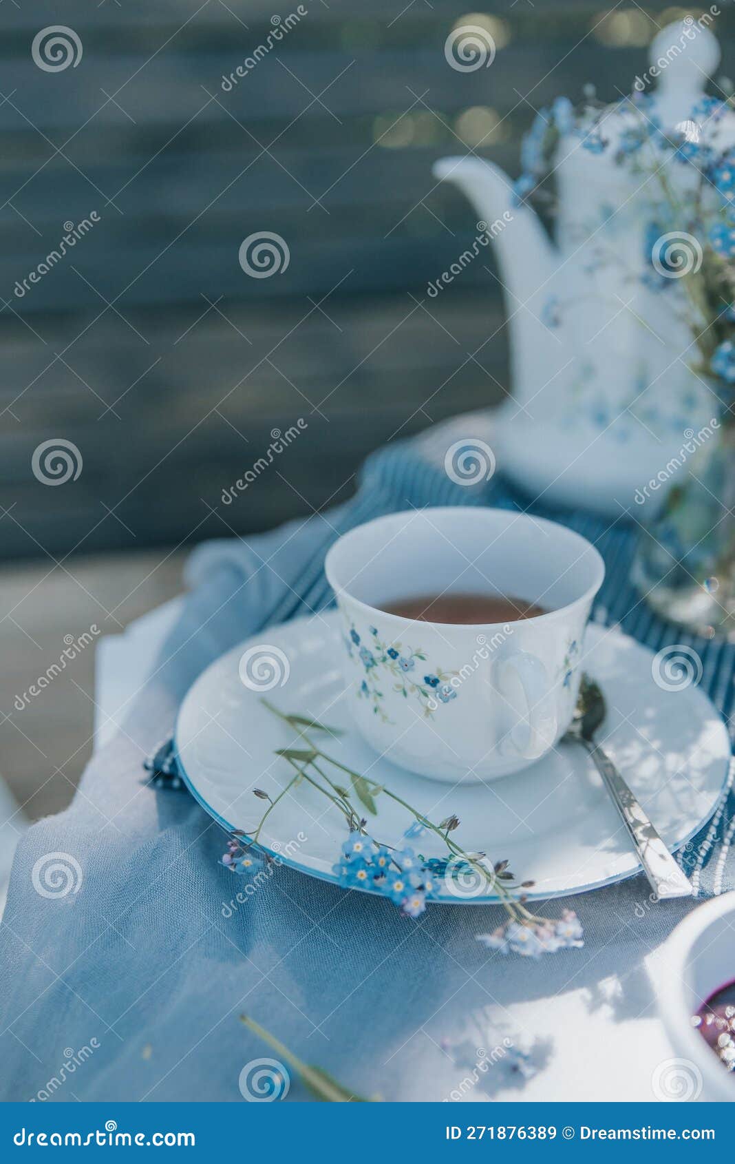 Sweet Tea in a Nature Setting Stock Image - Image of coffee, green ...