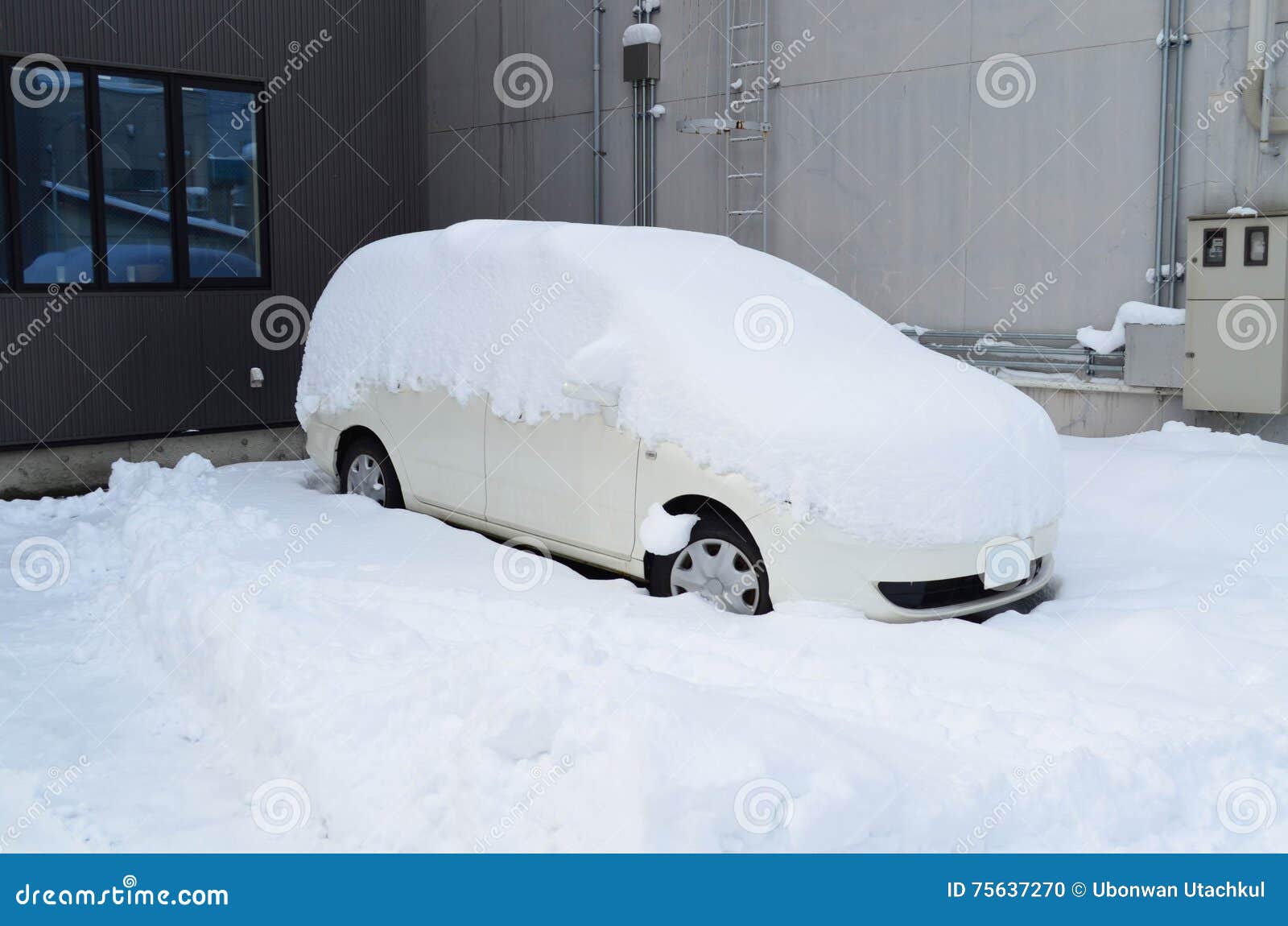 White Van Covered with Snow Stock Photo - Image of urban, massive: 75637270