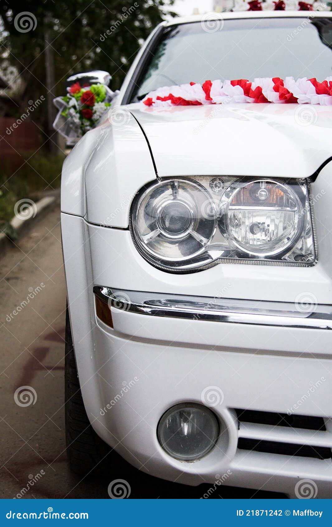 White Wedding Limousine with Flowers Stock Photo - Image of event ...