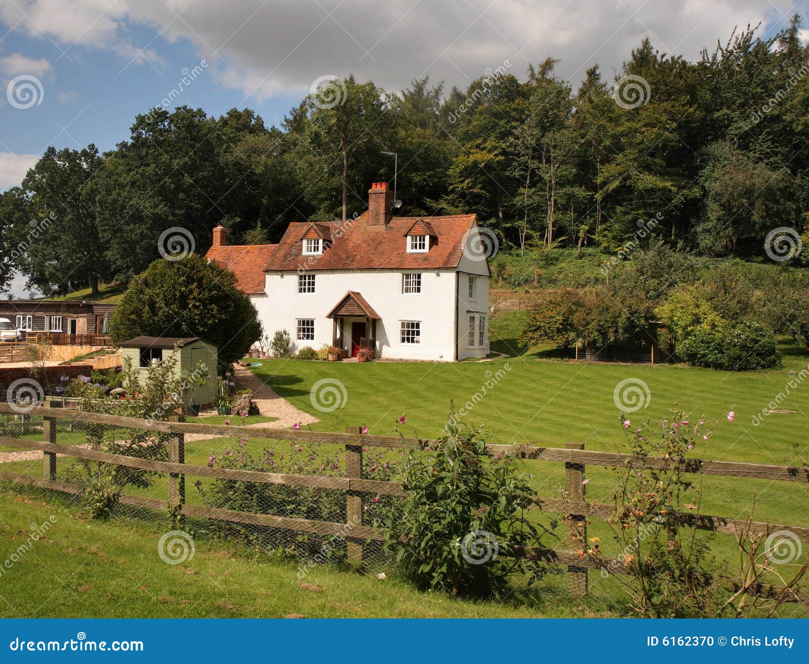 Whitewashed English Rural Farmhouse Stock Photo - Image of farmhouse ...