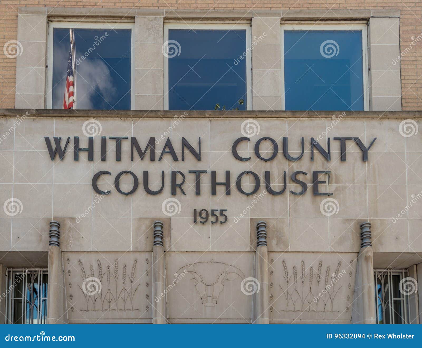 Whitman County Courthouse Con La Bandera Foto de archivo - Imagen de ...