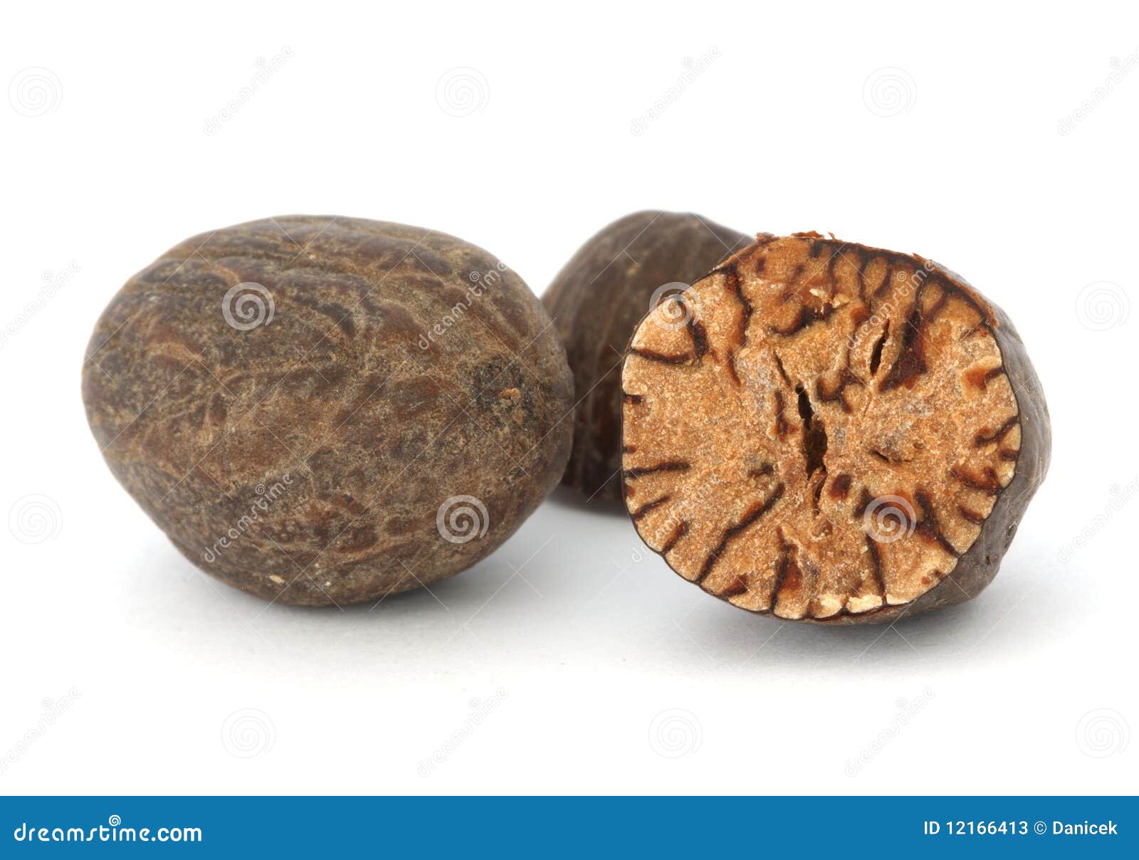Whole and Cut Nutmeg Closeup Stock Image - Image of stack, scent: 12166413