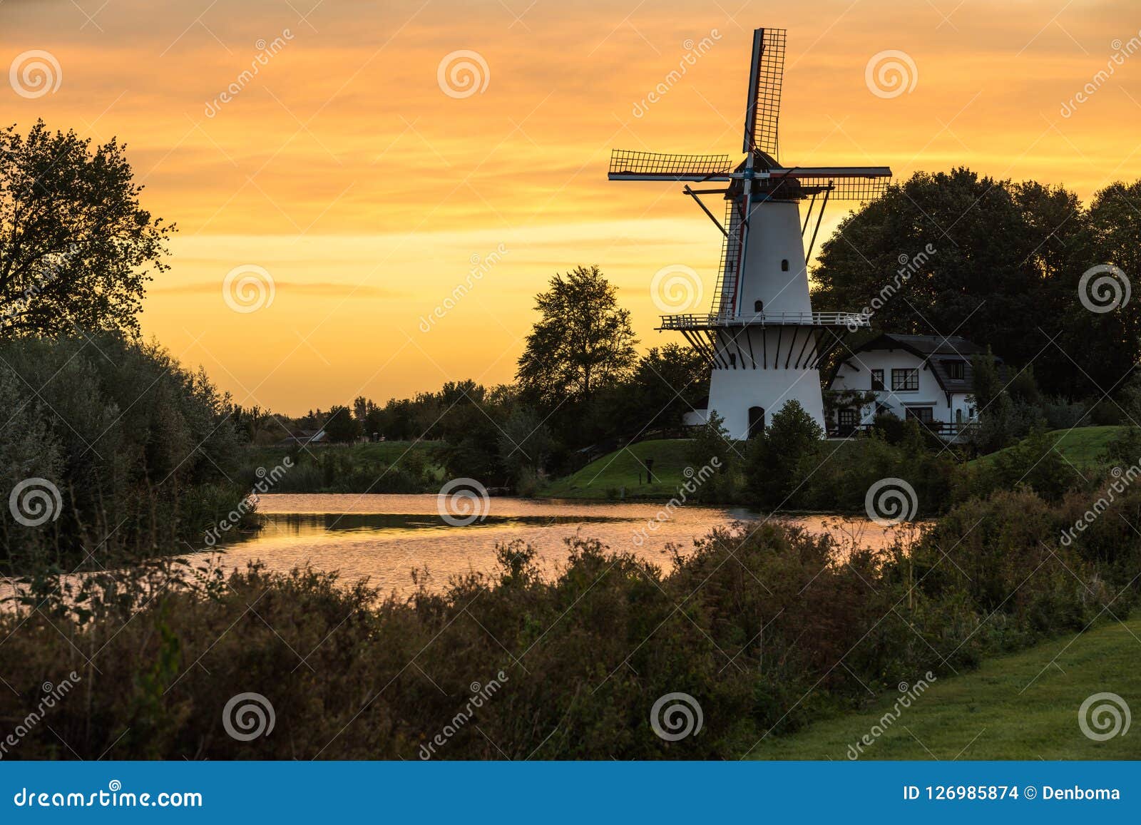Widmill in Deil stock foto. Image of toerist, windmolen - 126985874