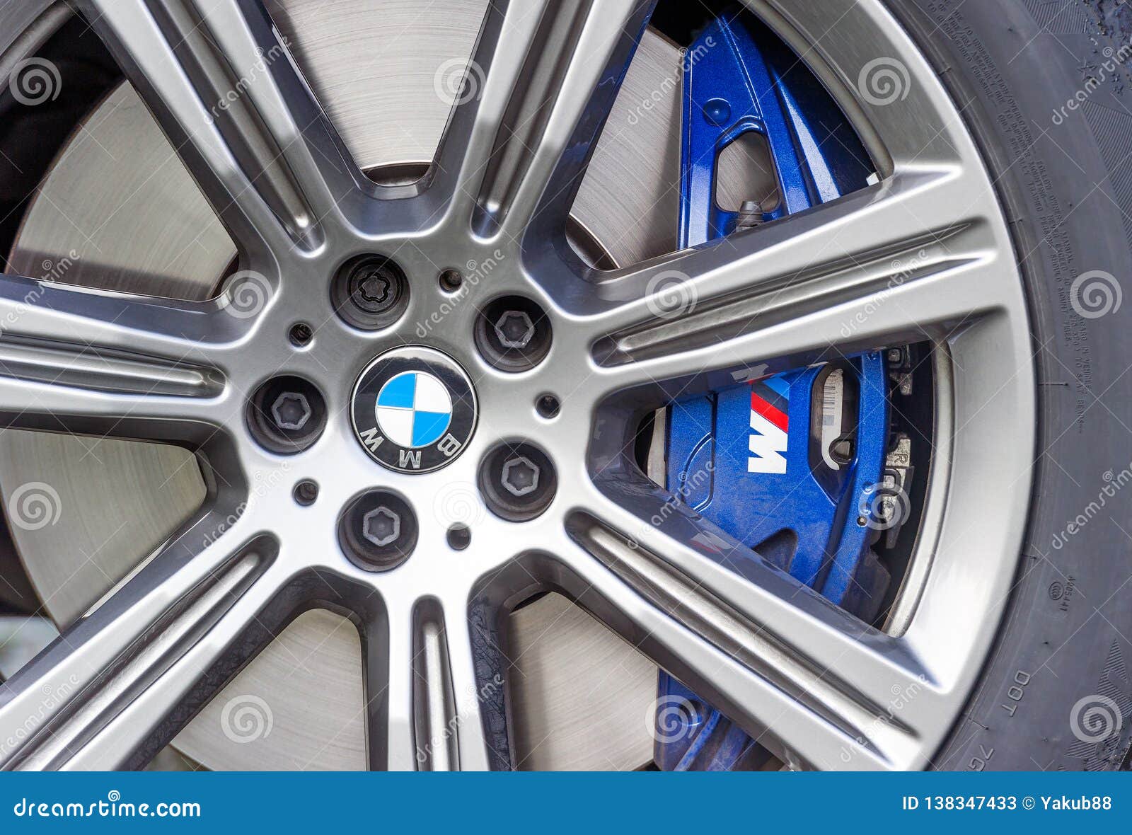 Wiel van BMW-auto redactionele stock foto. Image of automobiel - 138347433