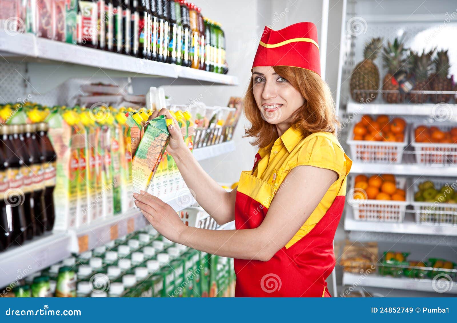 Wijfje De Verkoper in De Supermarkt Stock Afbeelding - Image of ...