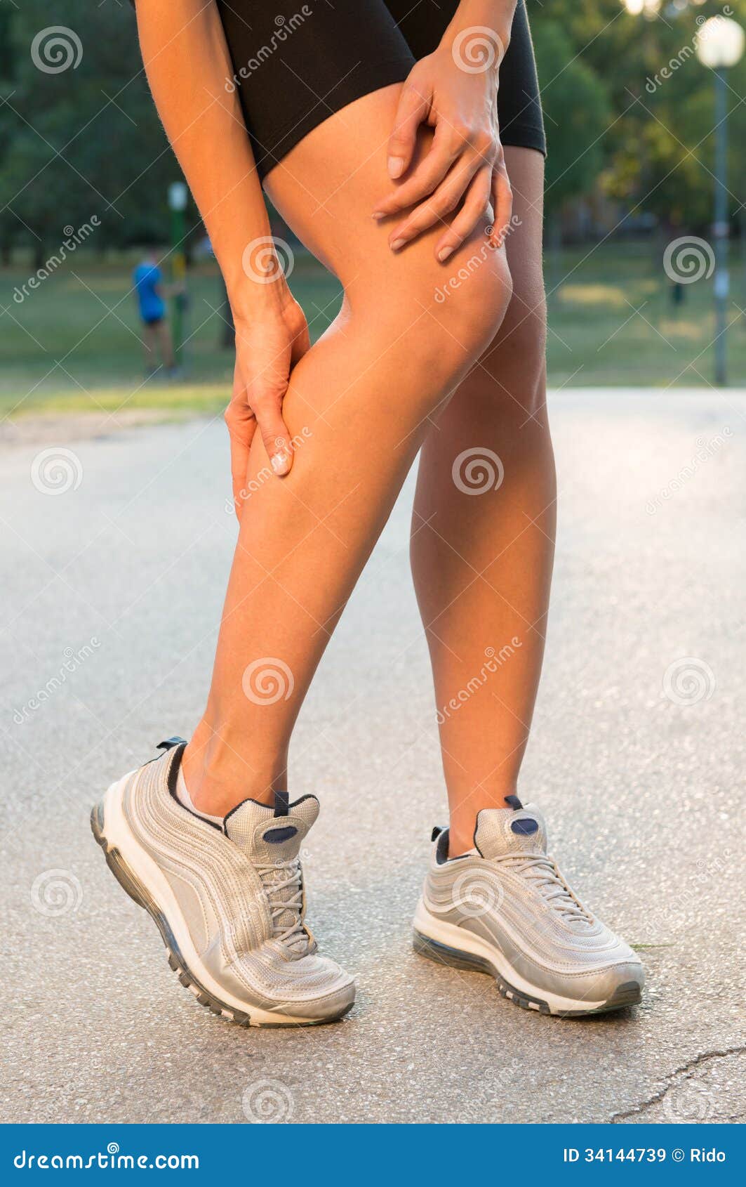 Wijfje Die Pijn in Been Hebben Stock Afbeelding - Image of jogger ...