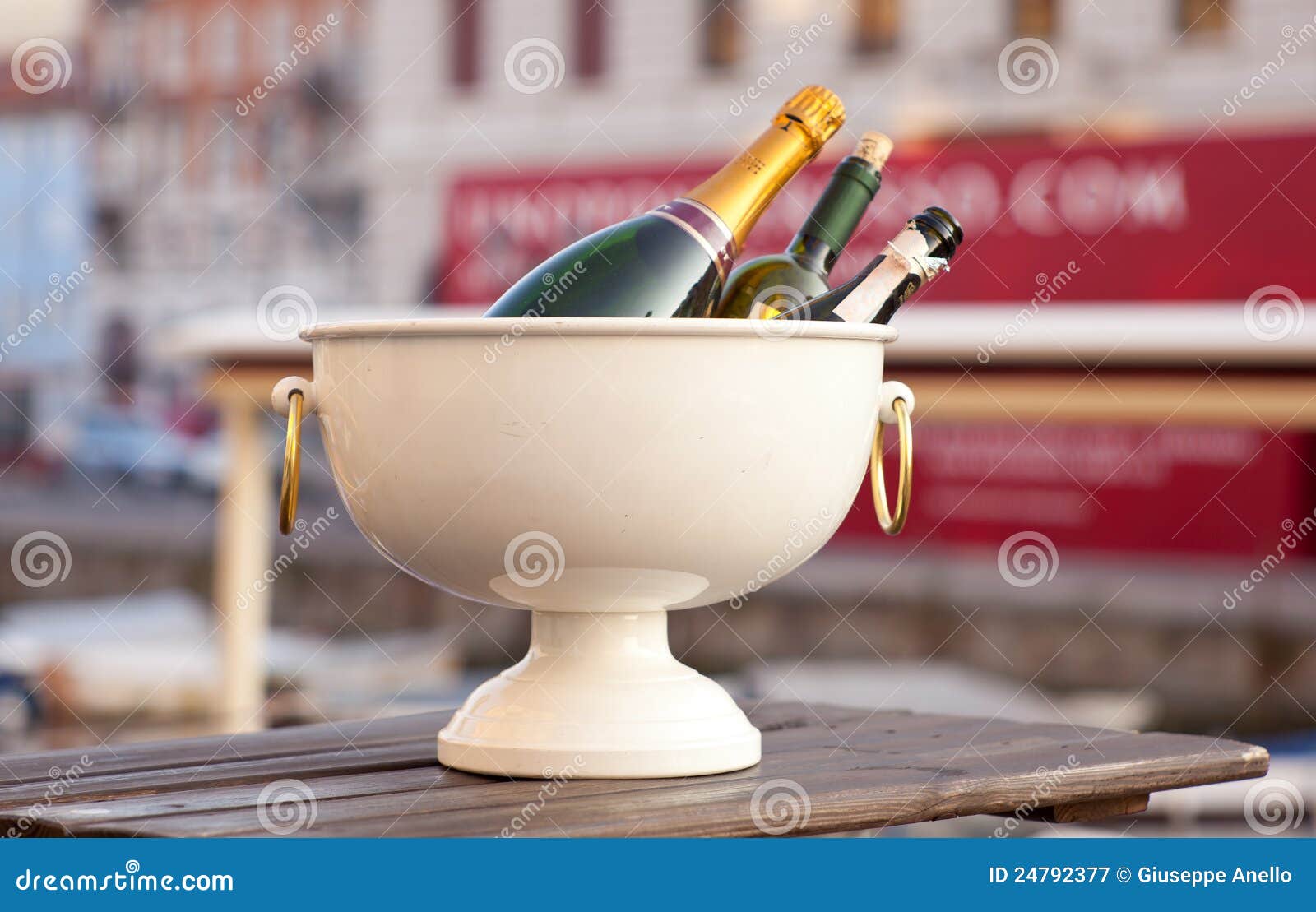 Wijn in een ton met ijs stock afbeelding. Image of velen - 24792377