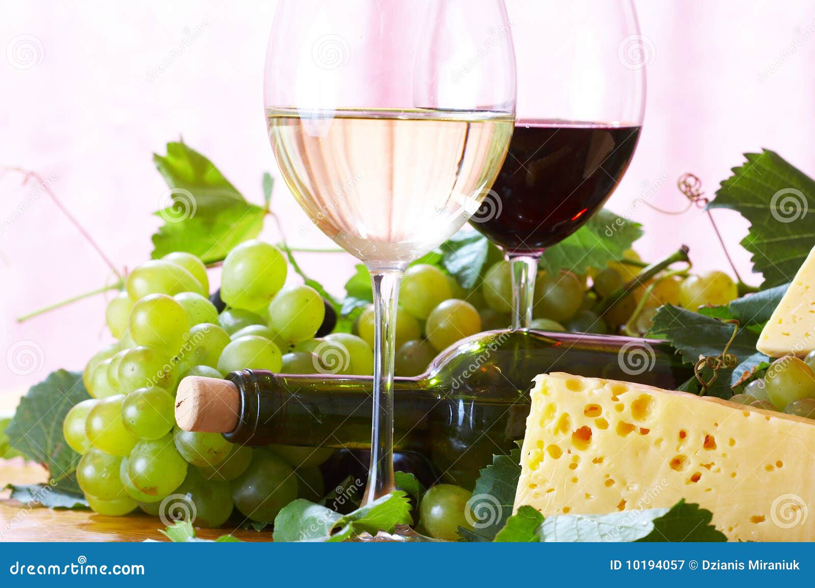 Wijn en Kaas stock afbeelding. Image of maaltijd, dineren - 10194057