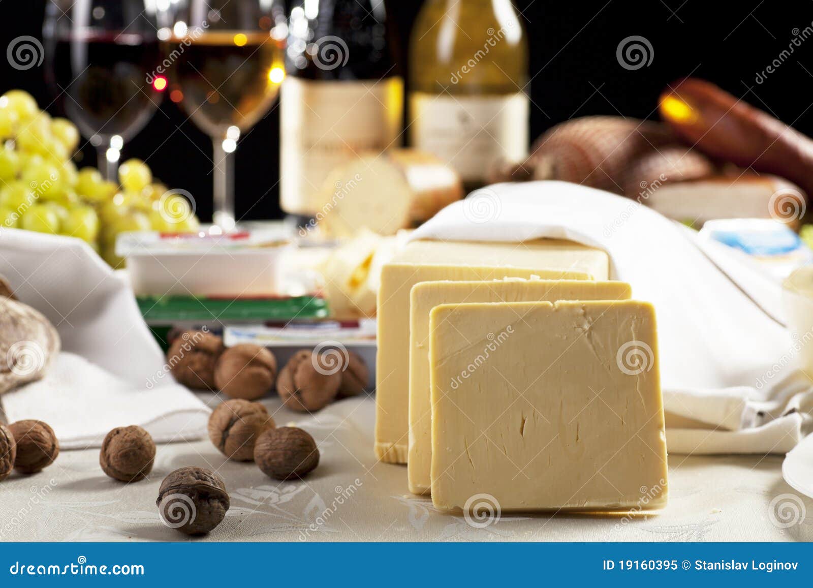 Wijn en kaas stock afbeelding. Image of boete, groen - 19160395