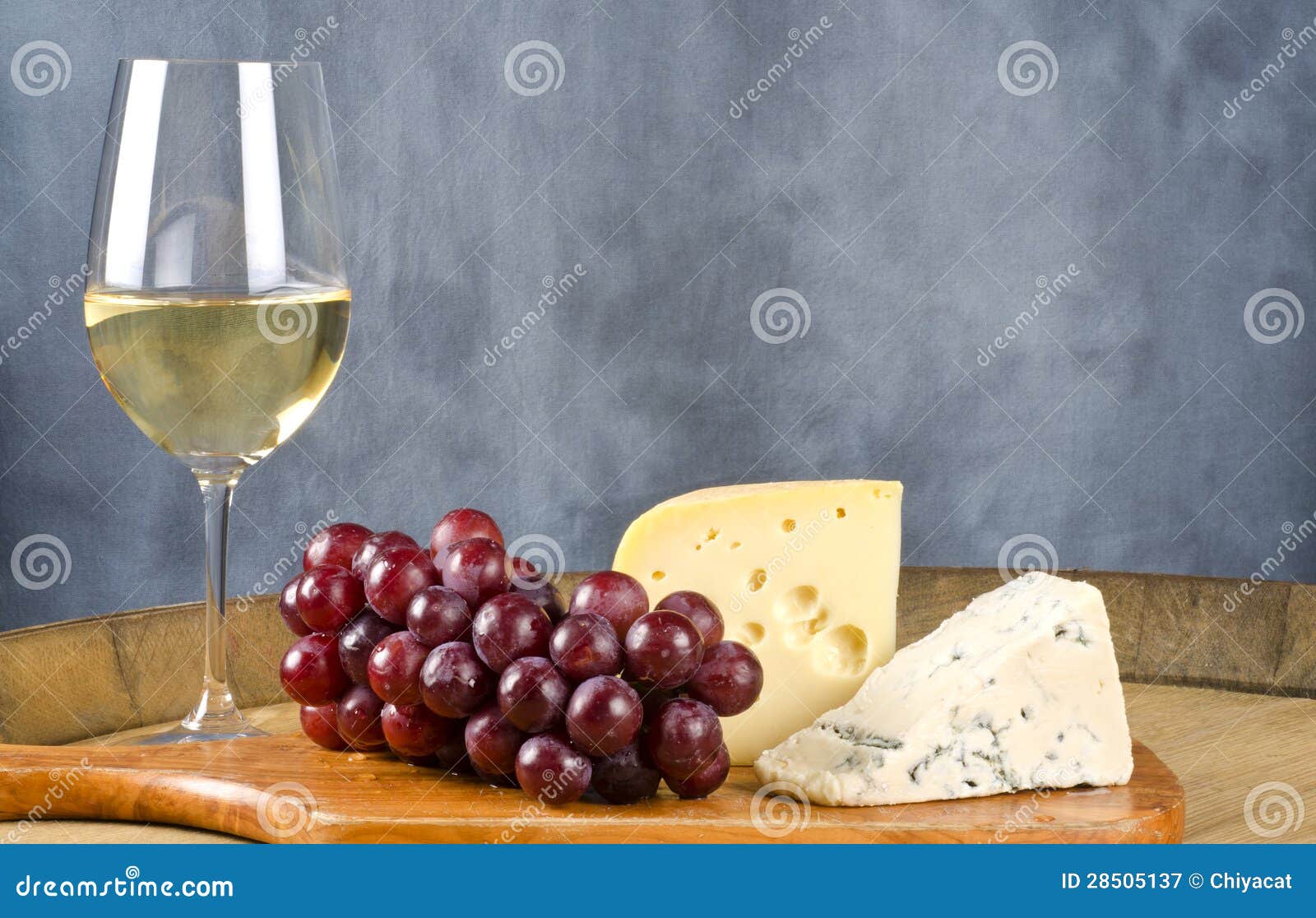 Wijn en Kaas #3 stock afbeelding. Image of druiven, producten - 28505137