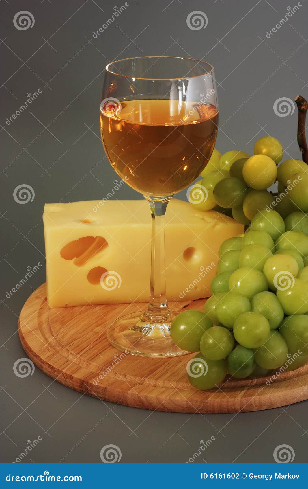 Wijn, kaas en druiven stock foto. Image of kaas, smaak - 6161602
