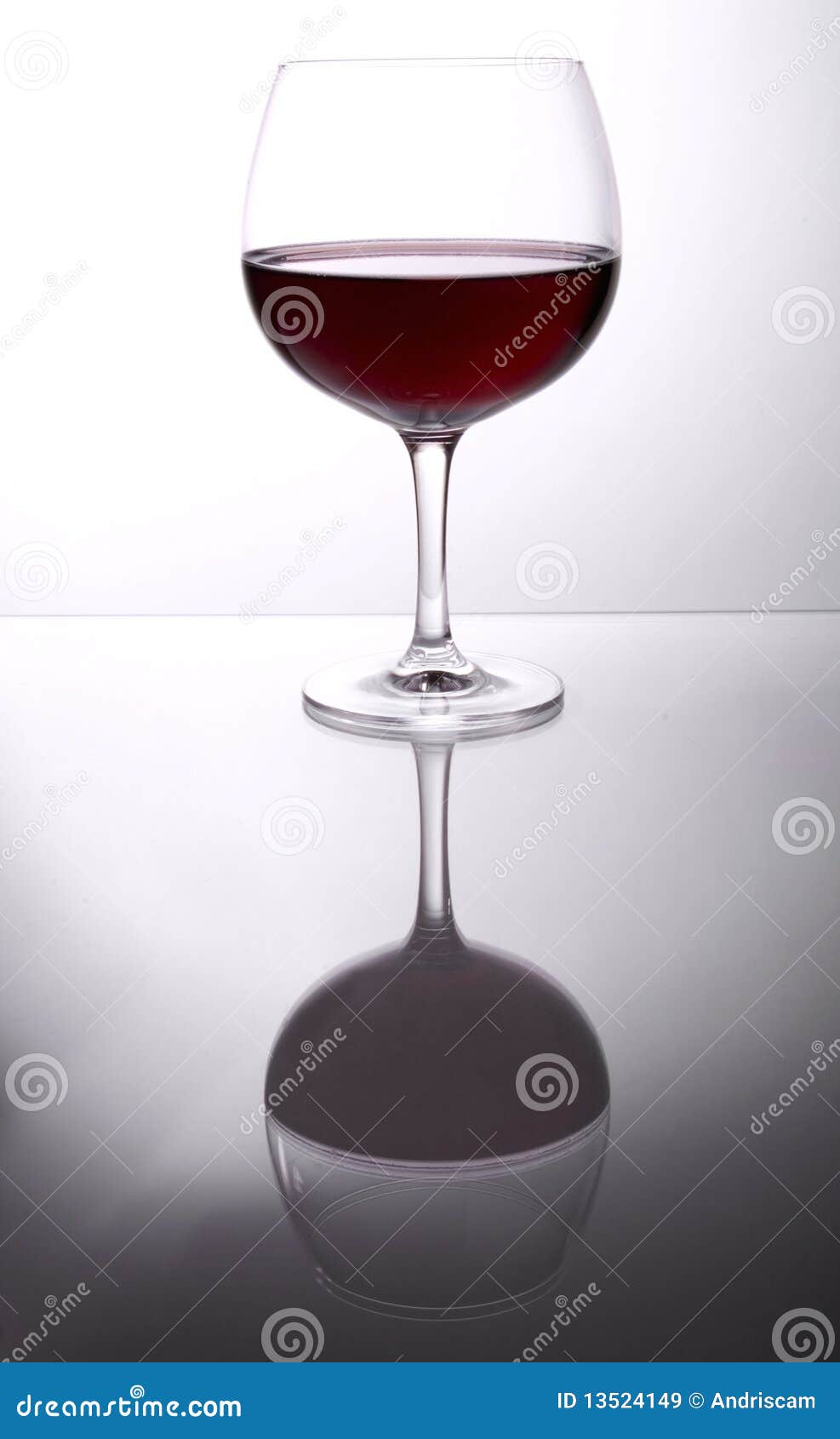 Wijnglas stock afbeelding. Image of alcoholisch, alcohol - 13524149
