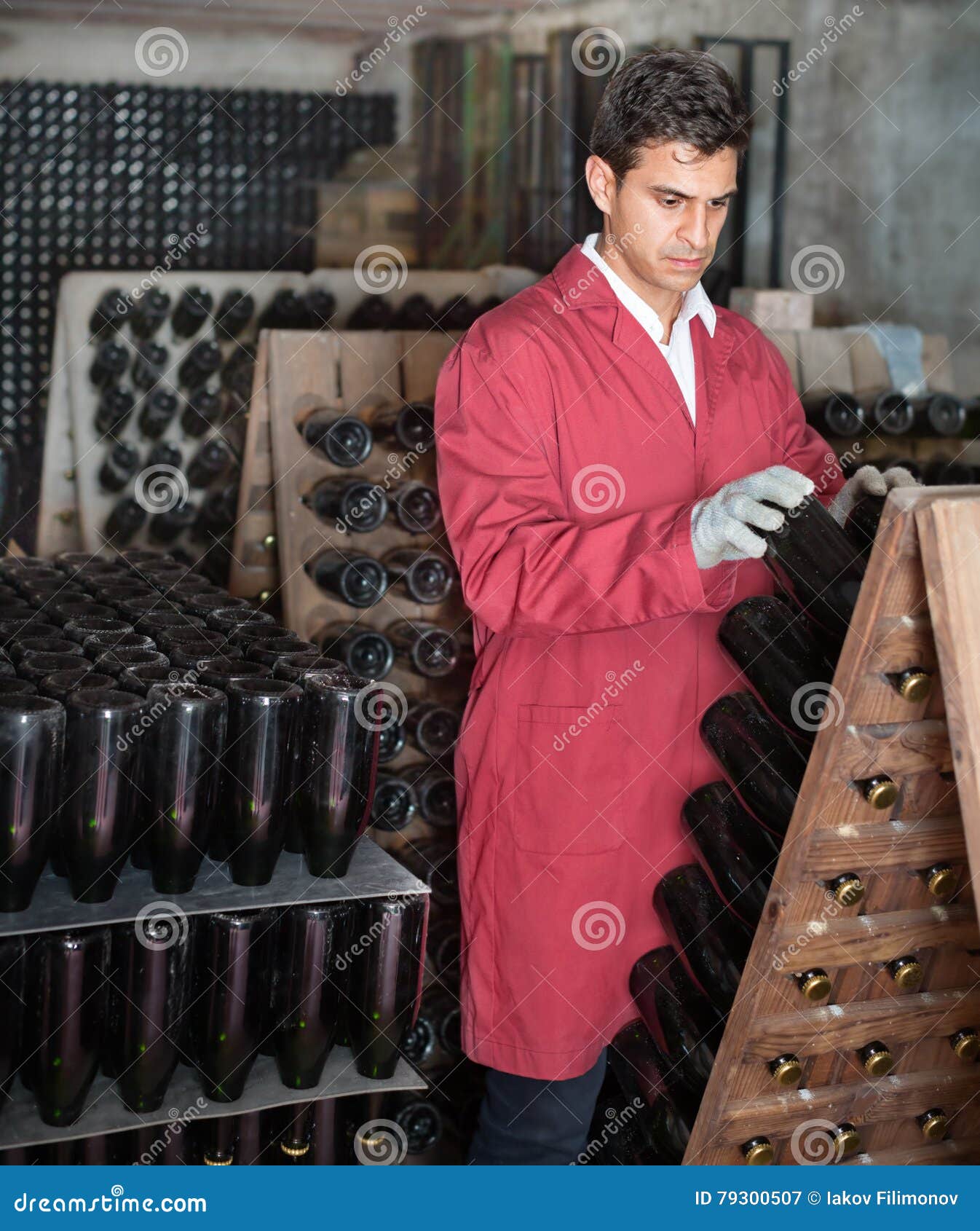 Wijnmaker Die Kruidenflessen Behandelen Stock Afbeelding - Image of ...