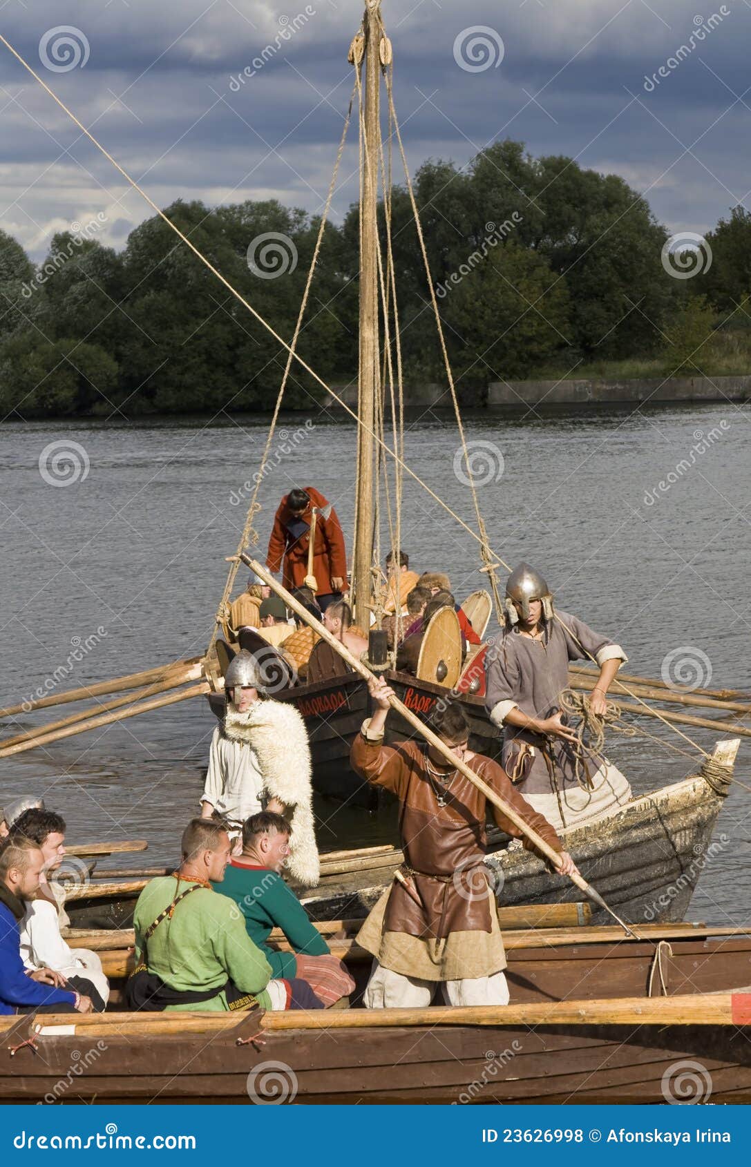 Wikinger Auf Boot, Historisches Festival Redaktionelles Stockfoto ...