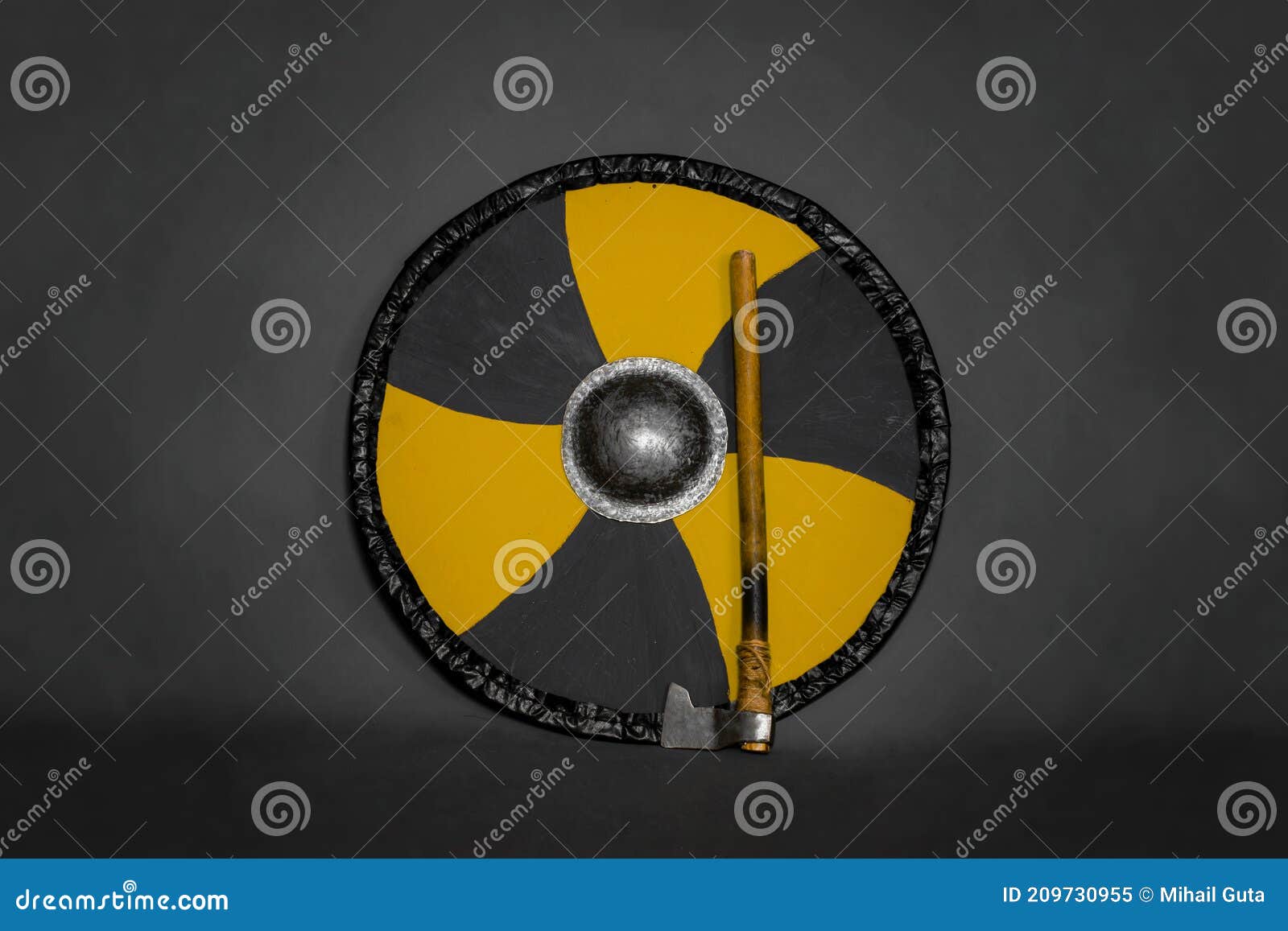 Wikinger-Schild Gemalt Als Zeichen Der Strahlung Und Der Axt Stockbild ...