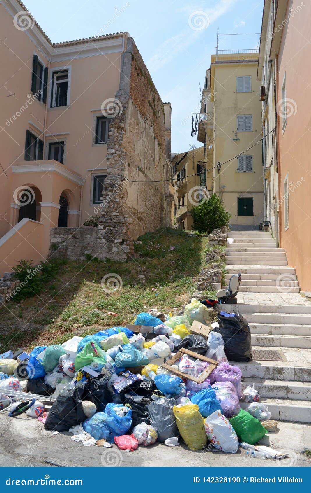 Wild dump in a city street editorial image. Image of city - 142328190