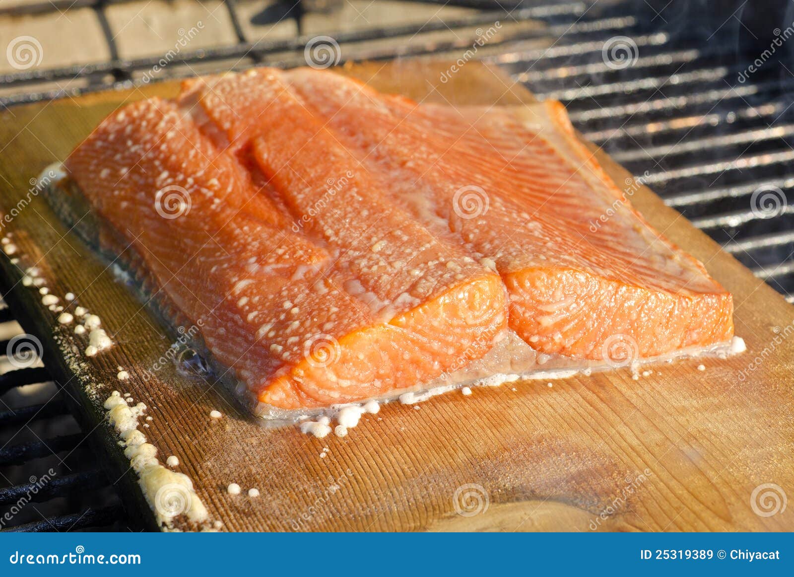 Wilde Zalm Op De Plank Van De Ceder Over Barbecue Stock Afbeelding ...